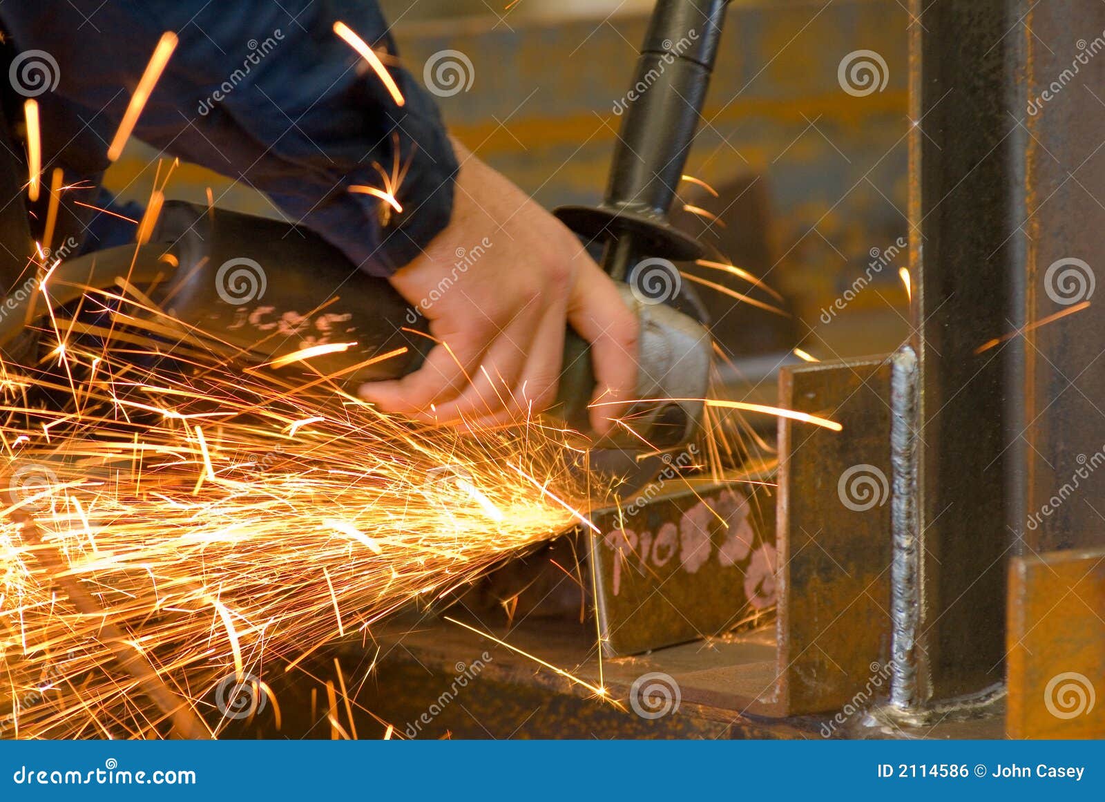 Meulage sur l'acier photo stock. Image du moulin, matériel - 2114586