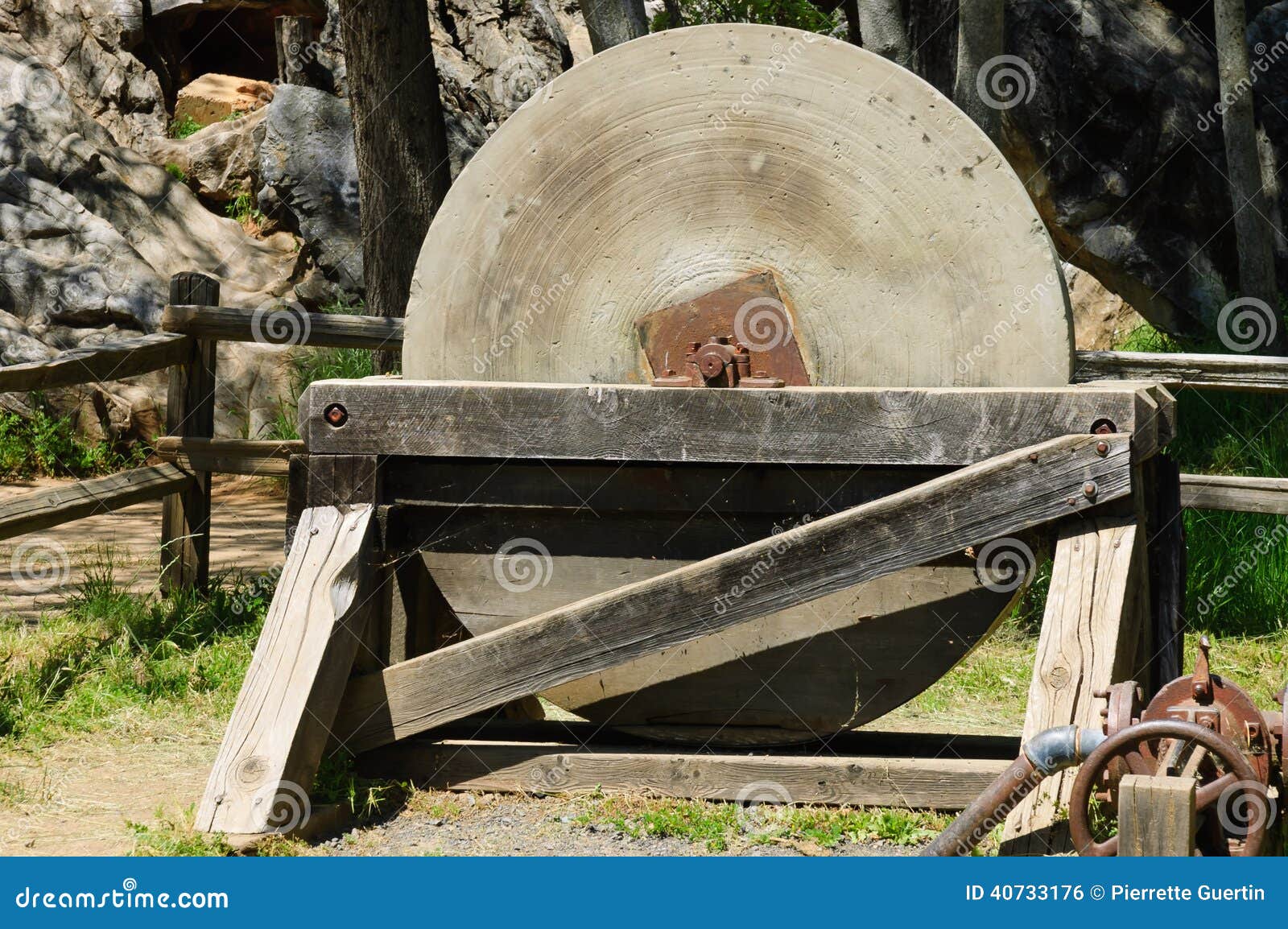 Meule antique photo stock. Image du outil, antique, circulaire - 40733176