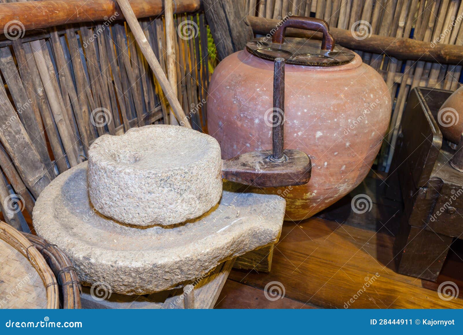 Meule Antique Traditionnelle Image stock - Image du cercle, granit ...