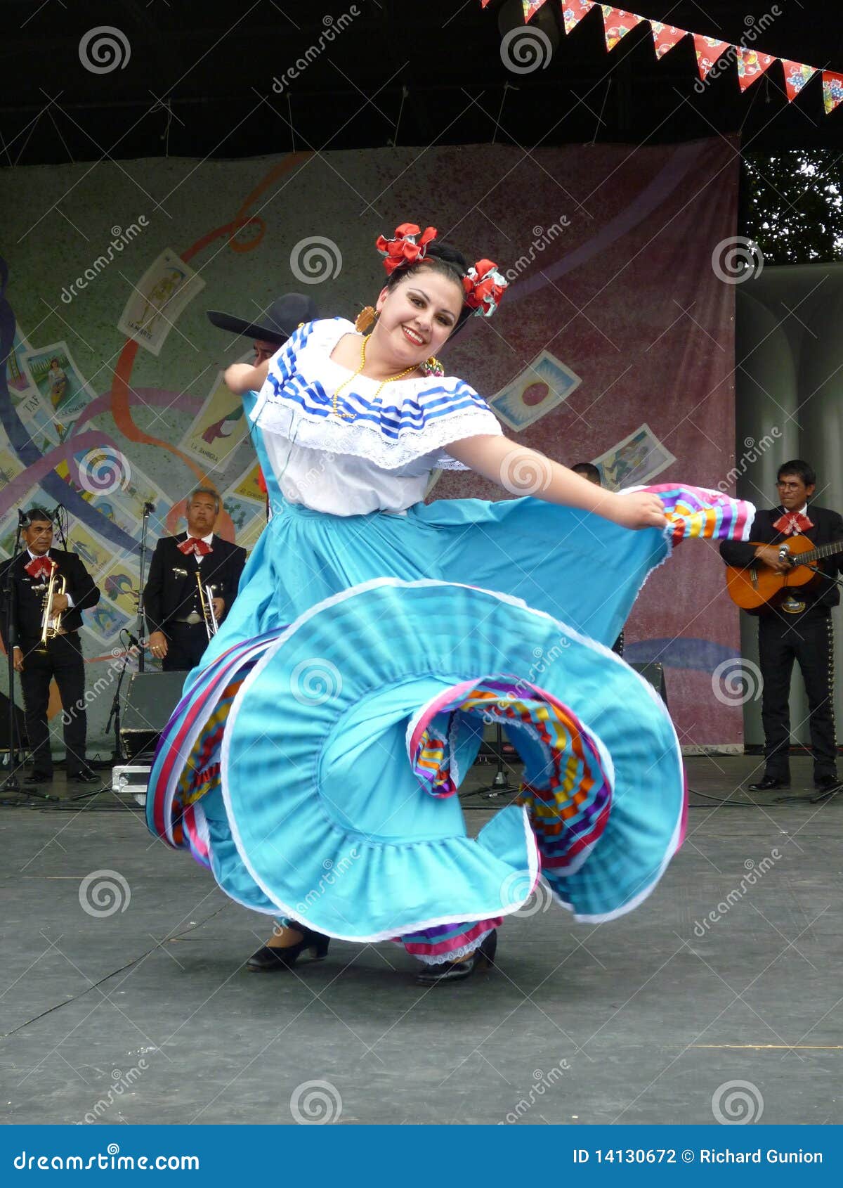 Mexican Woman Performer editorial photography. Image of events - 14130672