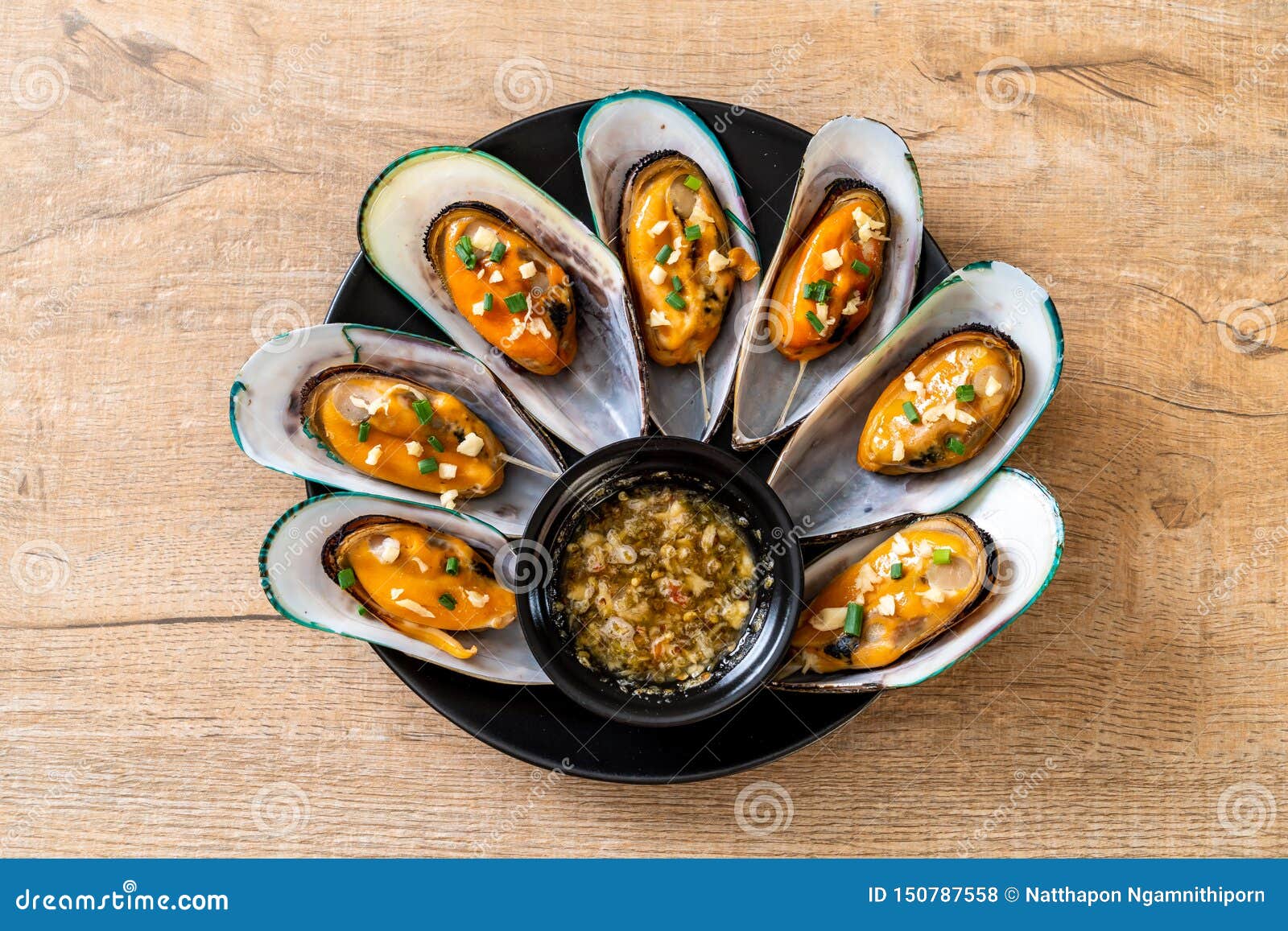 Mexilh?es com lim?o e alho foto de stock. Imagem de moluscos - 150787558