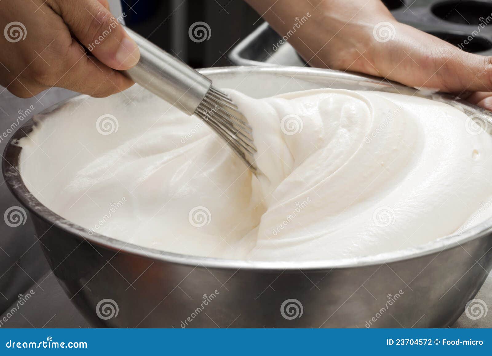 Mezcla De La Preparación Con Un Batir Fotografía de archivo - Imagen ...