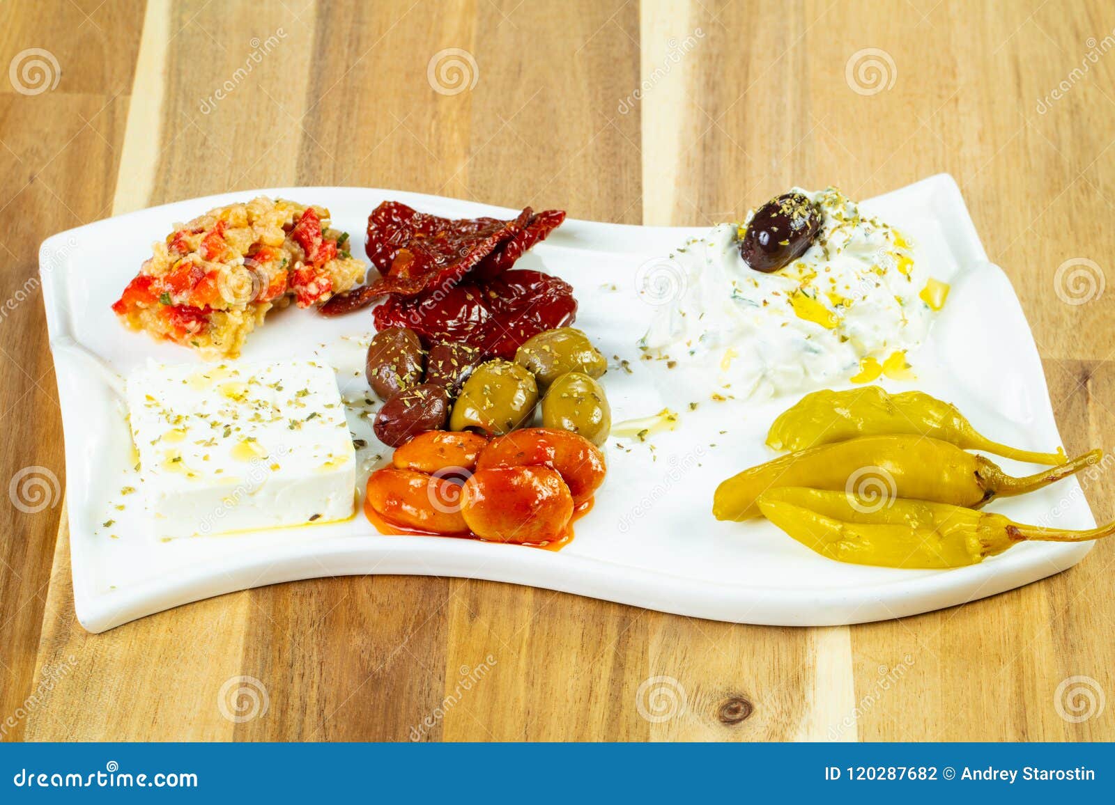 Meze tradicional griego foto de archivo. Imagen de humus - 120287682