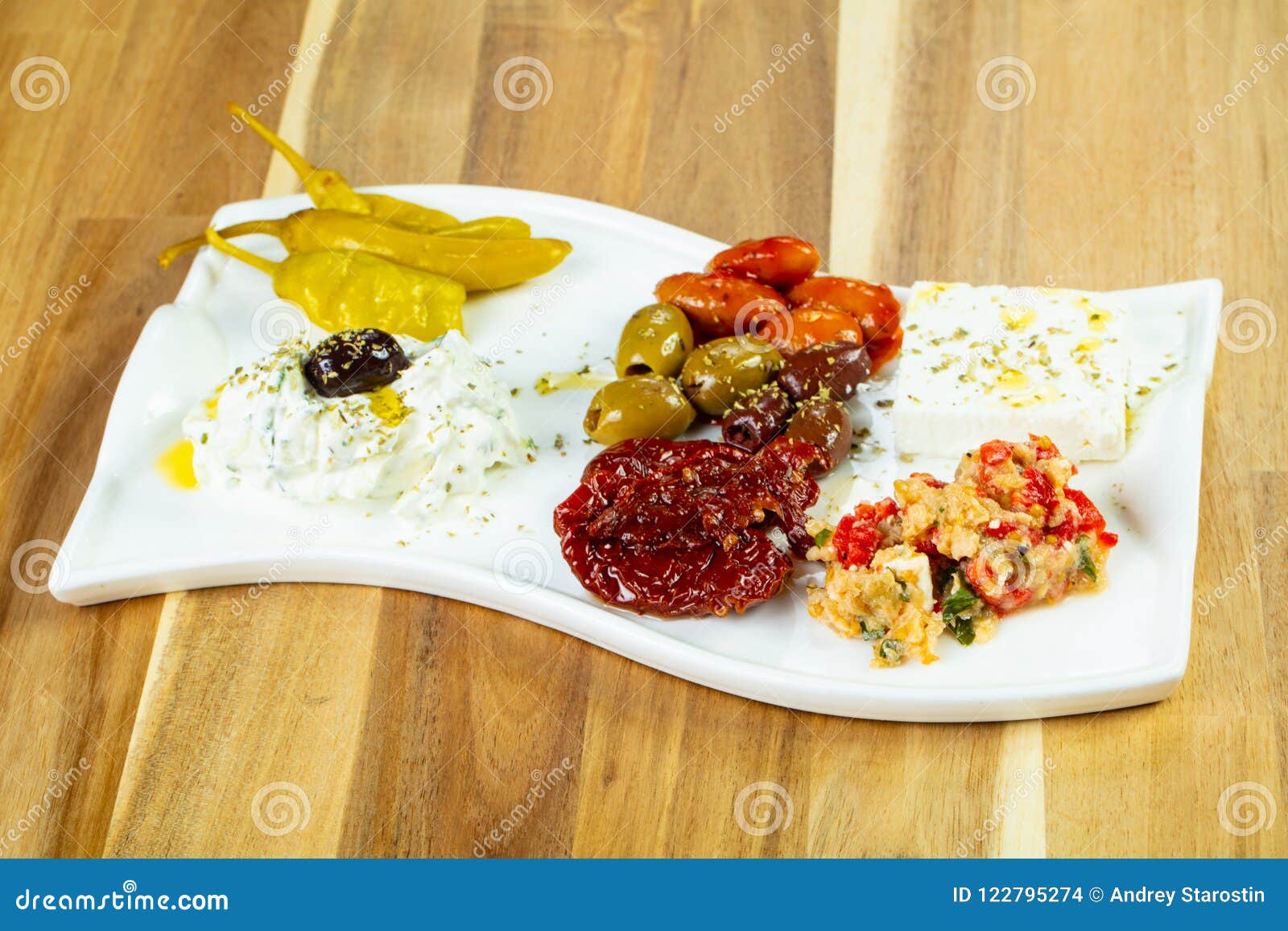 Meze tradicional griego foto de archivo. Imagen de humus - 122795274