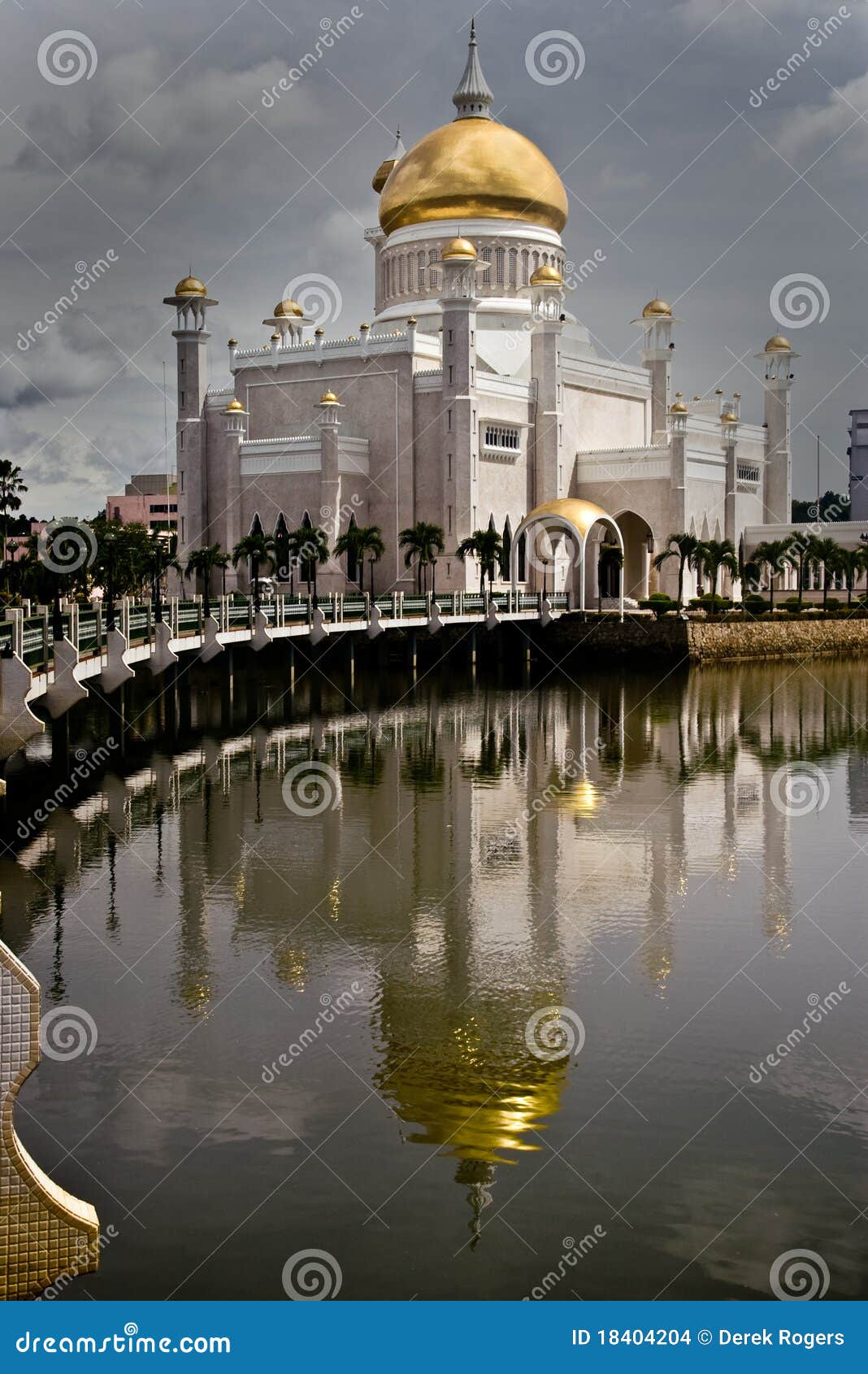 Mezquita De Omar Ali Saifuddin Imagen de archivo editorial - Imagen de ...