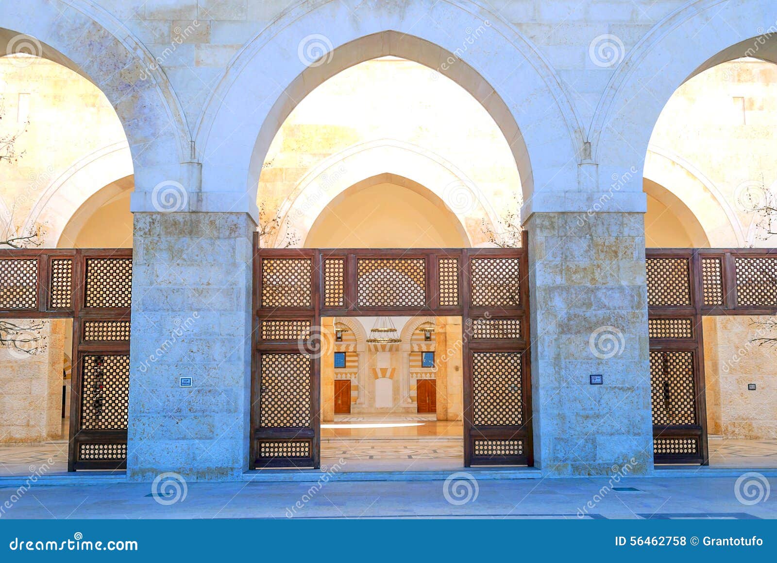 Mezquita De Rey Hussein Bin Talal Foto de archivo - Imagen de cielo ...