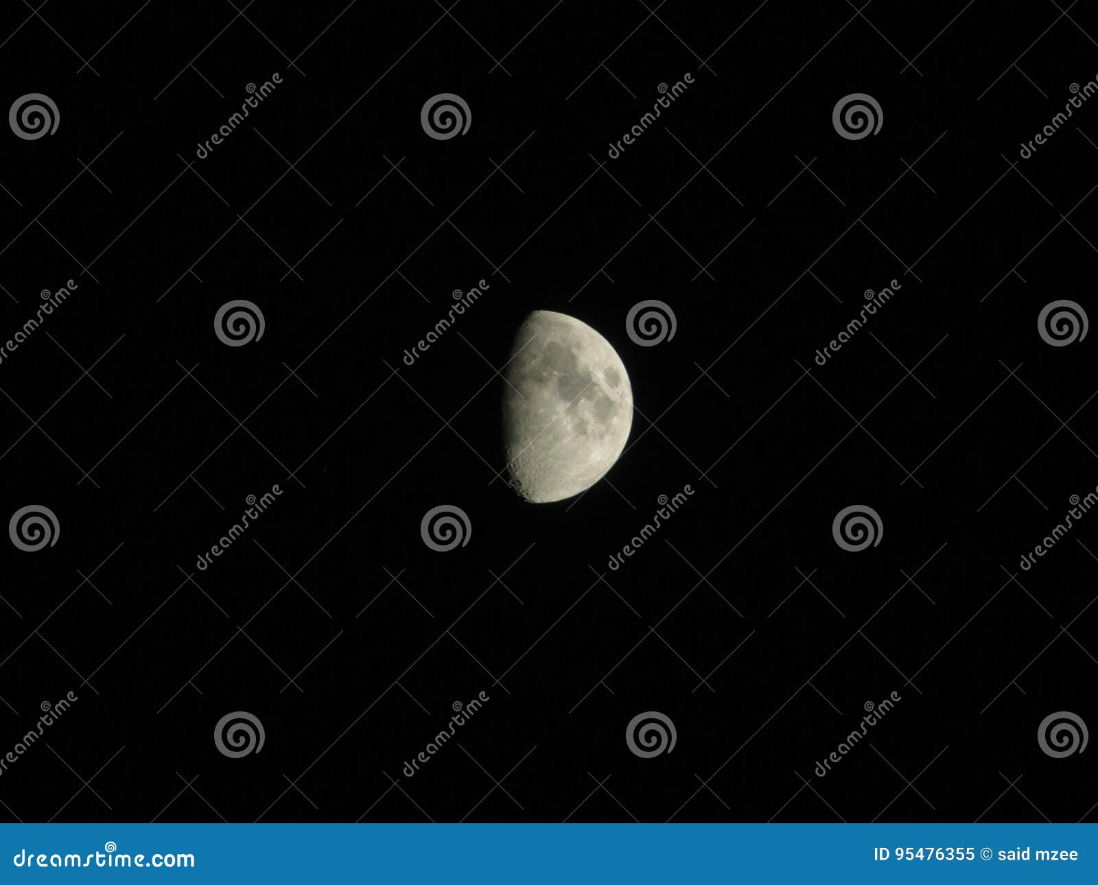 Mezza luna immagine stock. Immagine di luna, nave, moonlight - 95476355