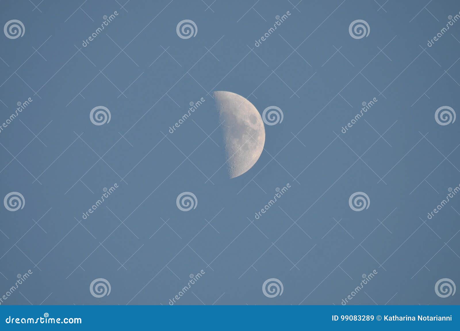 Mezza Luna in Cielo Di Giorno Immagine Stock - Immagine di mezzo, cielo ...