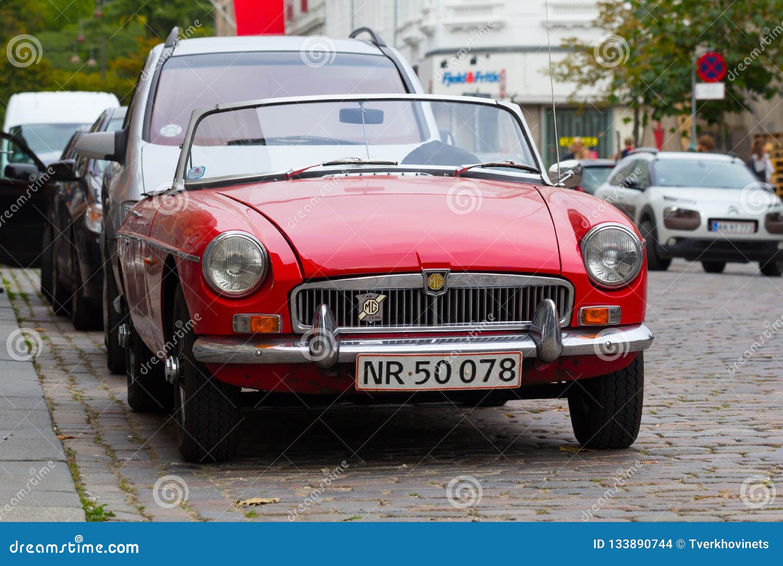 MG rosso MGB 1800 immagine stock editoriale. Immagine di città - 133890744