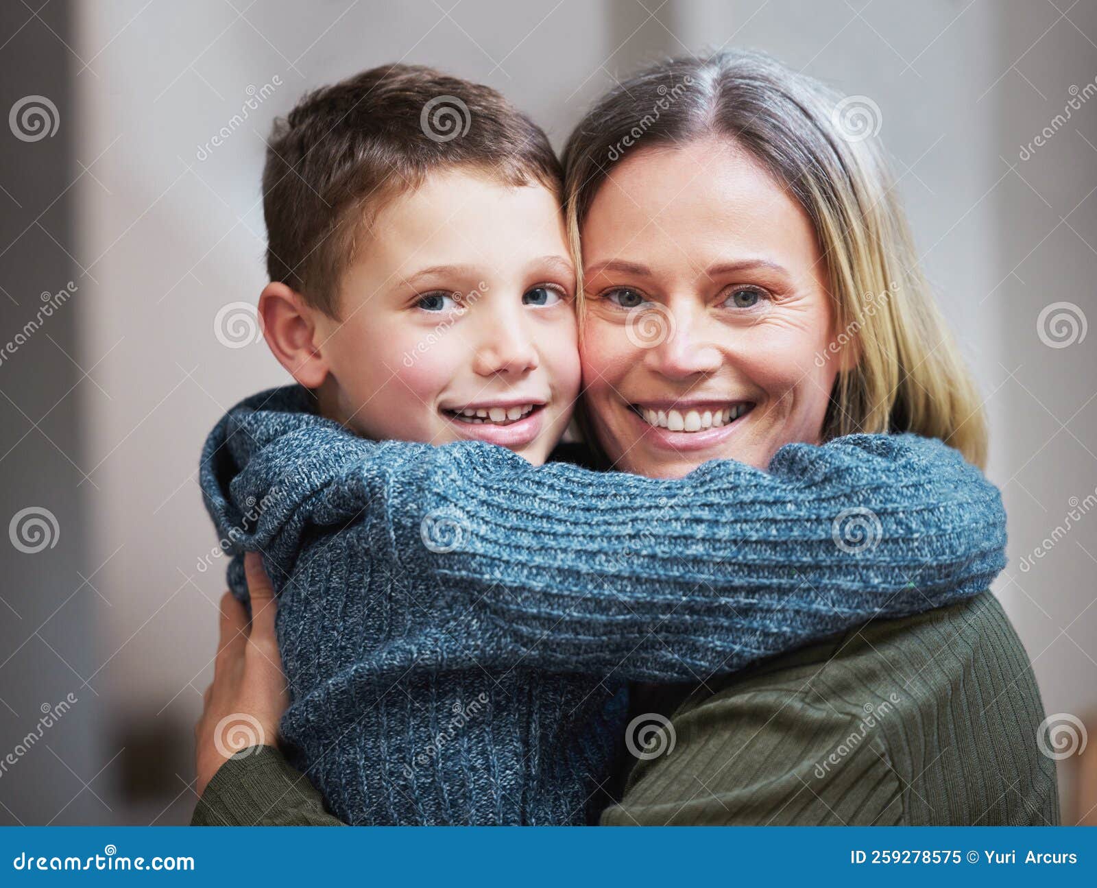 Mi Hijo Es Mi Vida. Madre E Hijo Abrazándose. Imagen de archivo ...