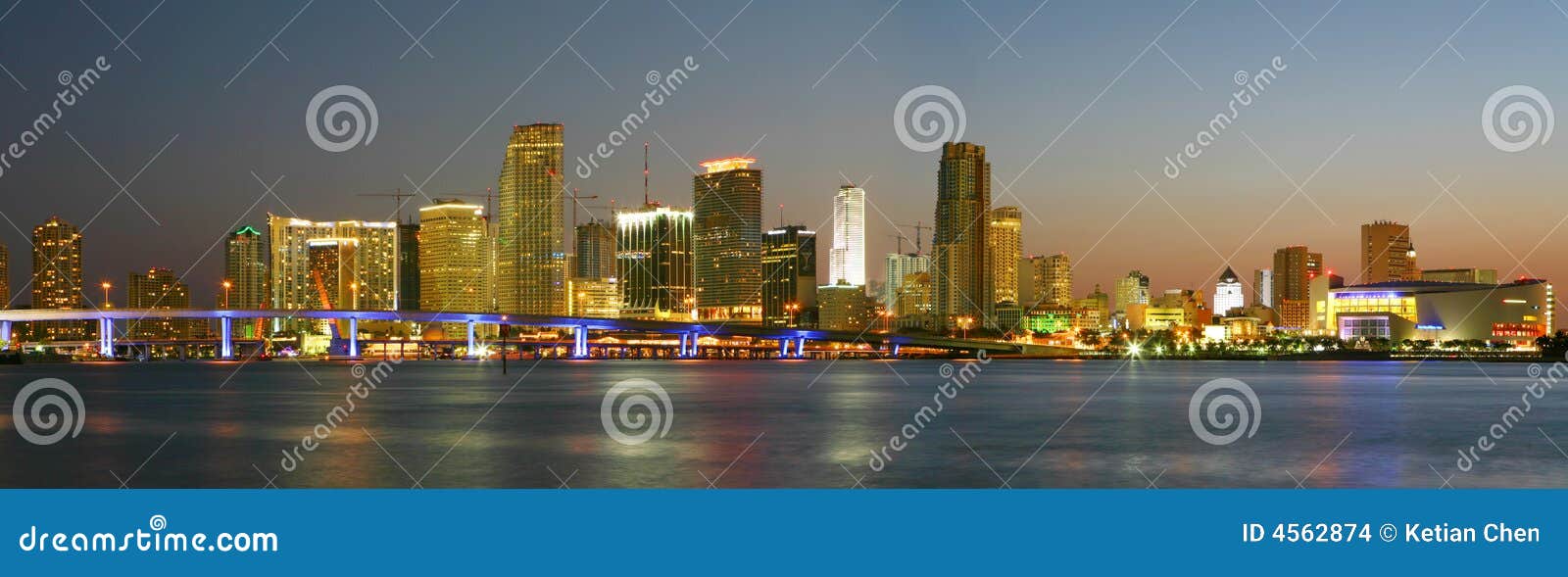 MIAMI ALLA NOTTE fotografia stock. Immagine di largamente - 4562874