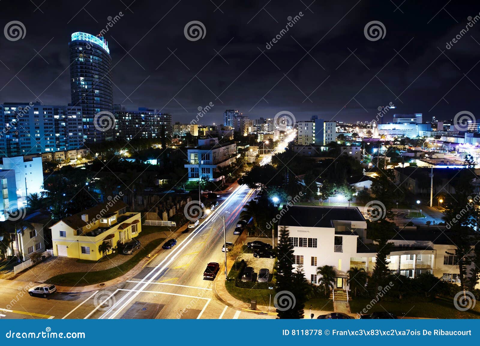 Miami alla notte fotografia stock. Immagine di illuminazione - 8118778