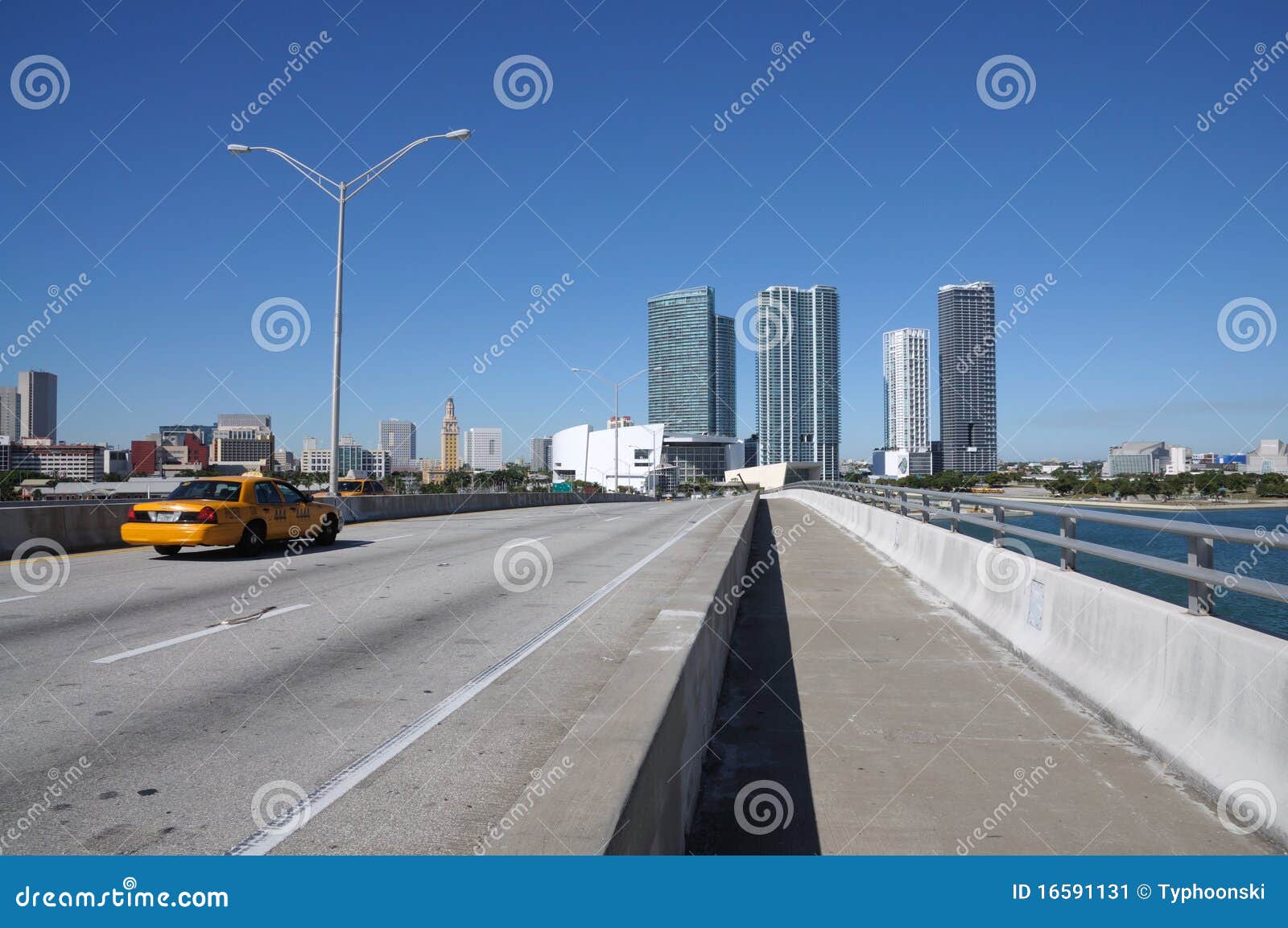 Miami Bayside Bridge editorial photo. Image of auto, architecture ...