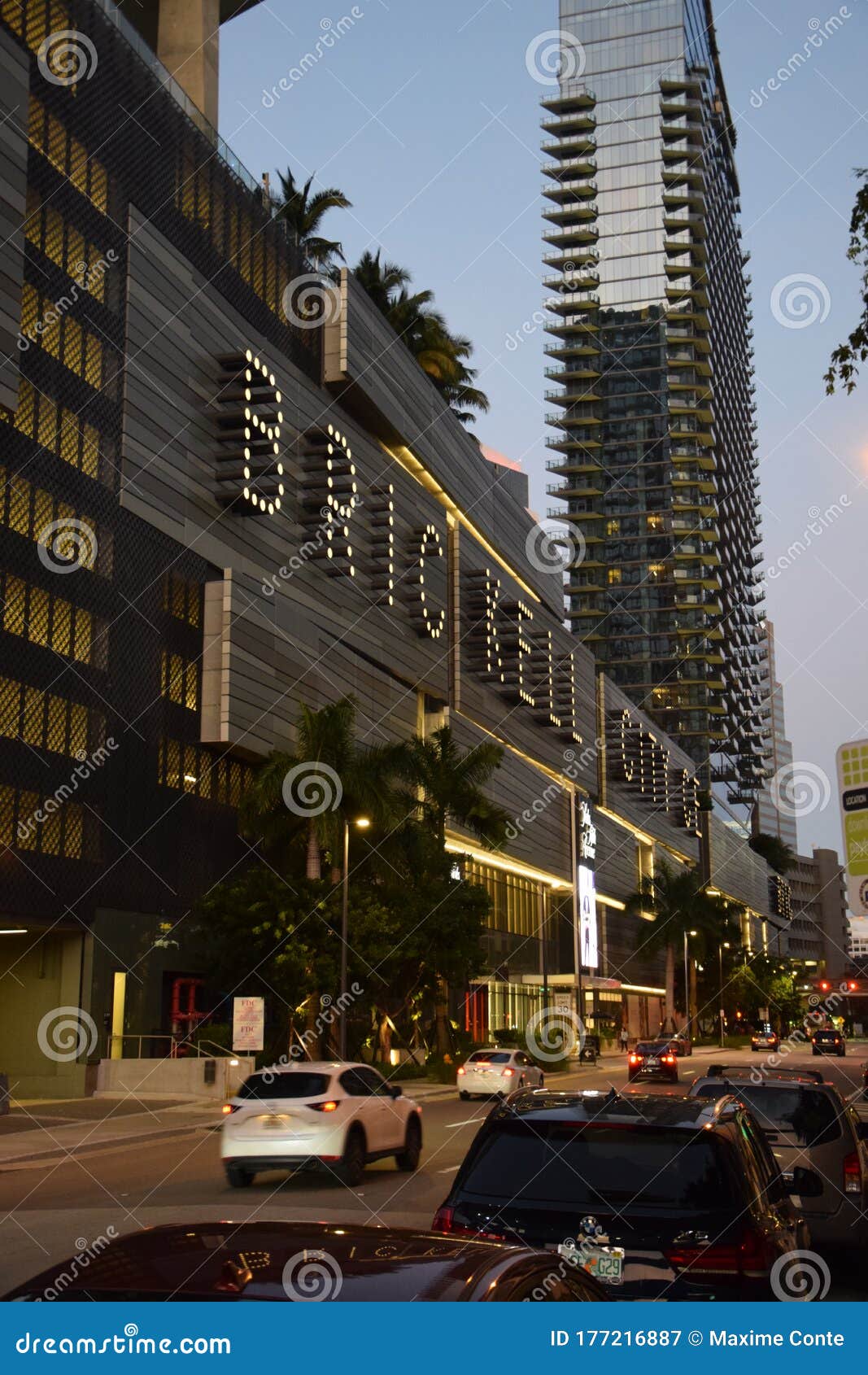 Miami, cidade de brickell fotografia editorial. Imagem de estrada ...