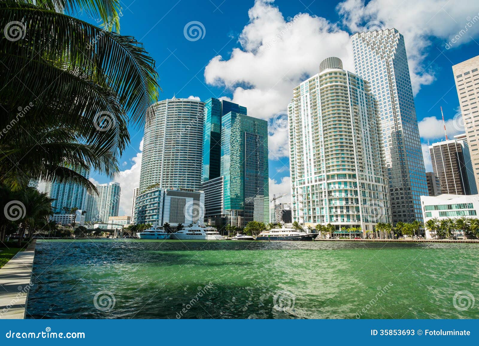Miami del centro immagine stock. Immagine di giorno, condominio - 35853693