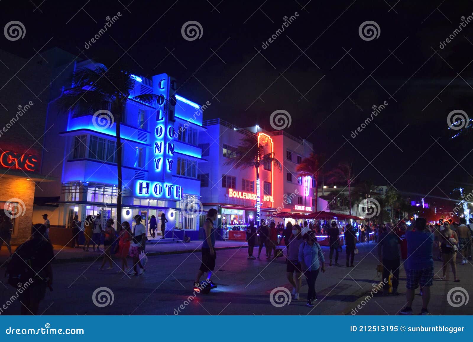 Miami ocean drive at night editorial image. Image of restaurant - 212513195