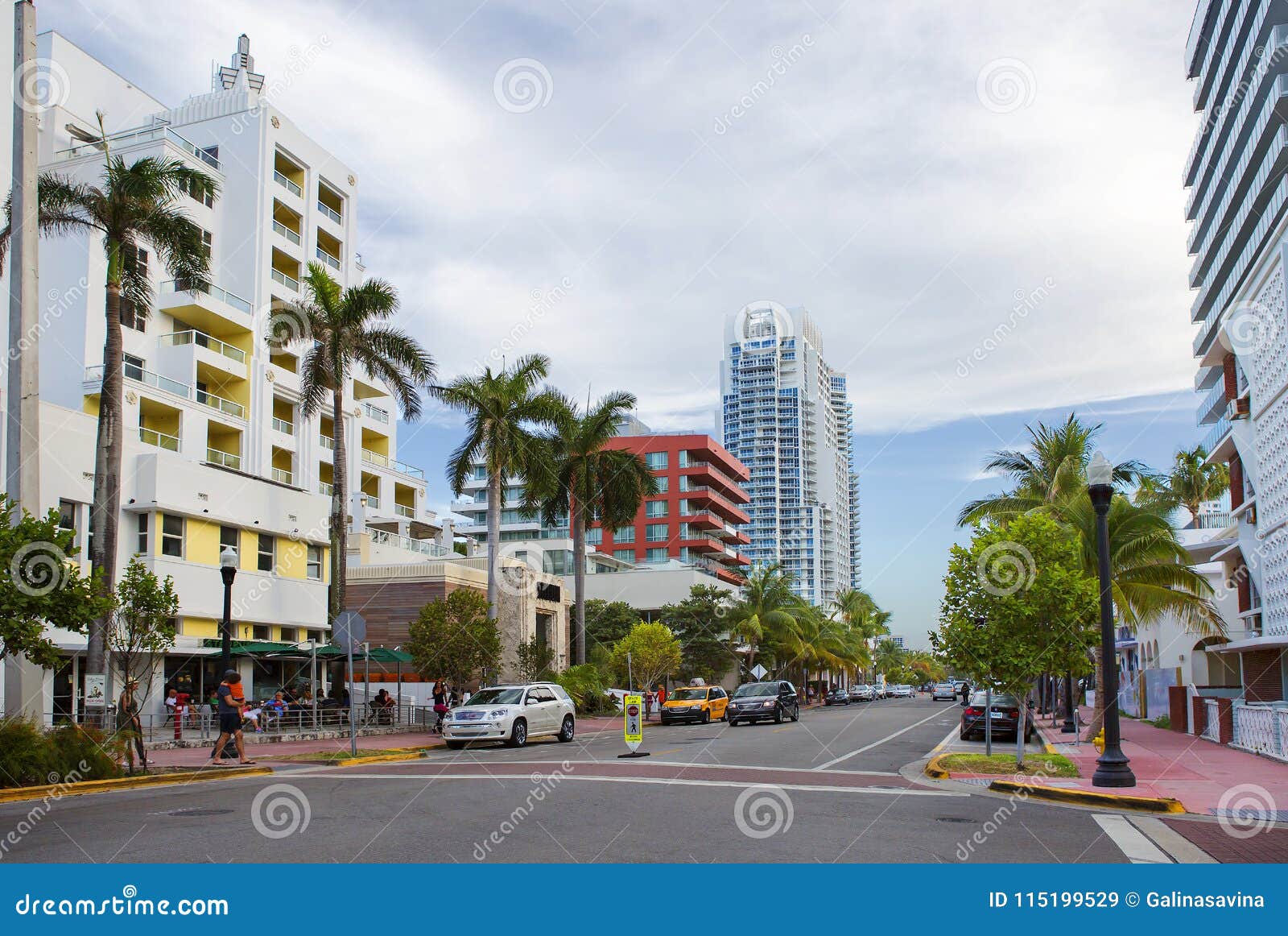 Miami USA, Collins Avenue redaktionell fotografering för bildbyråer ...