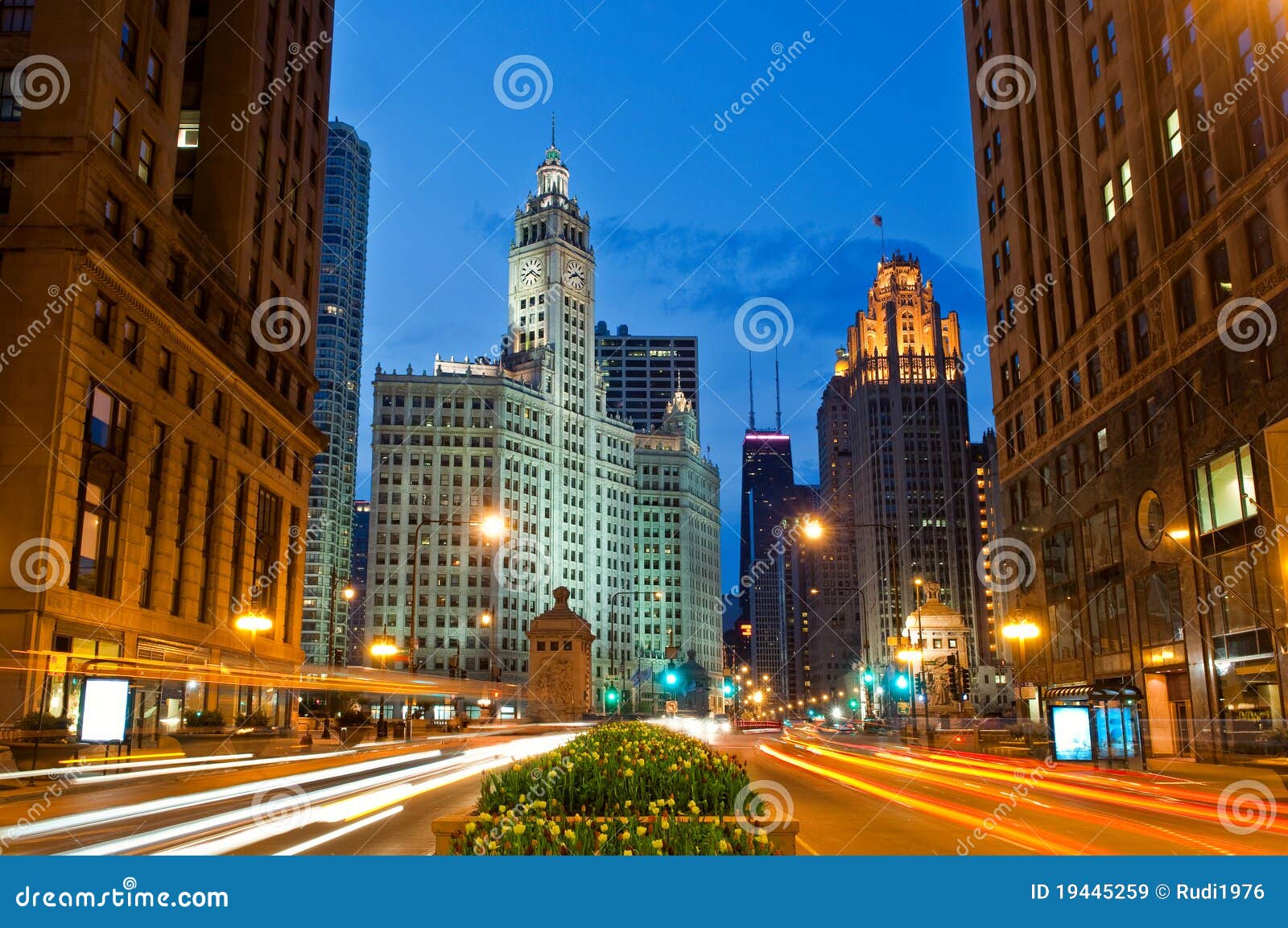 Michigan Avenue in Chicago editorial stock image. Image of street ...