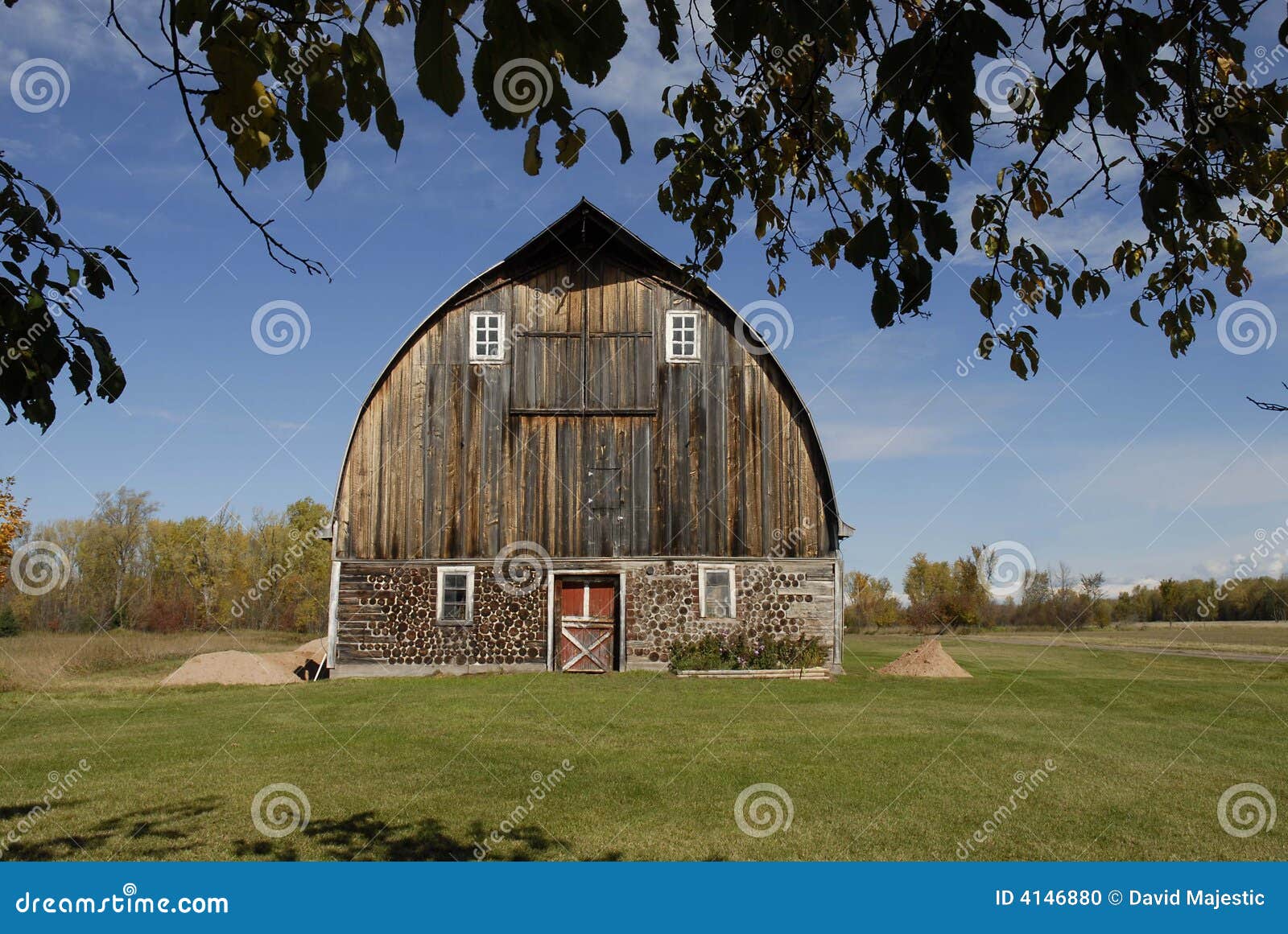 Michigans Largest Cordwood Barn Stock Photo - Image of peninsula, farm ...