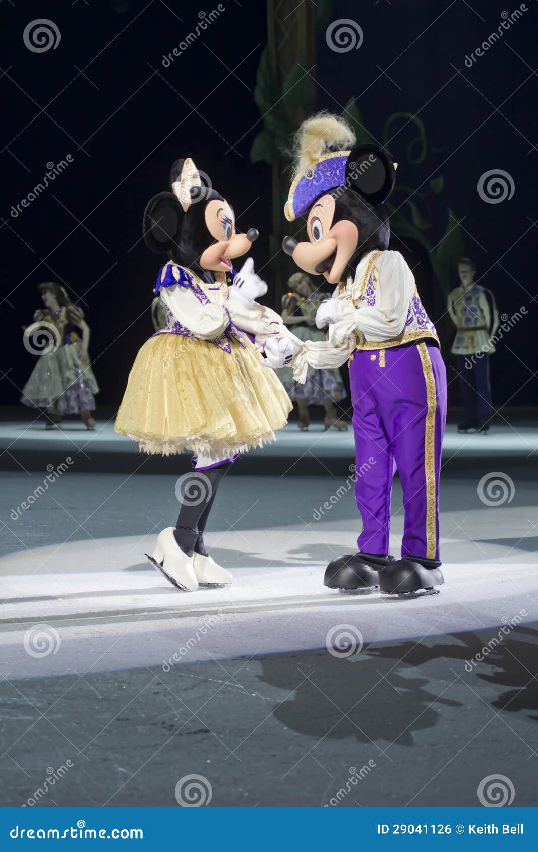 Mickey En Minnie Die Vragen Te Dansen Redactionele Foto - Image of ...