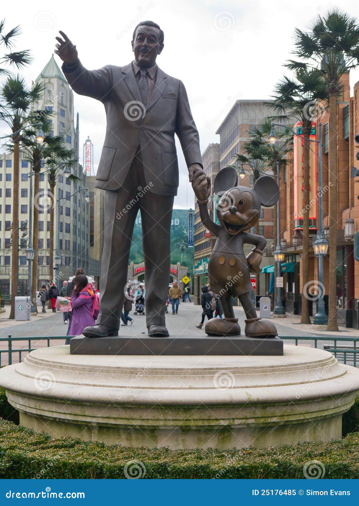 Mickey en standbeeld Walt redactionele afbeelding. Image of disneyland ...