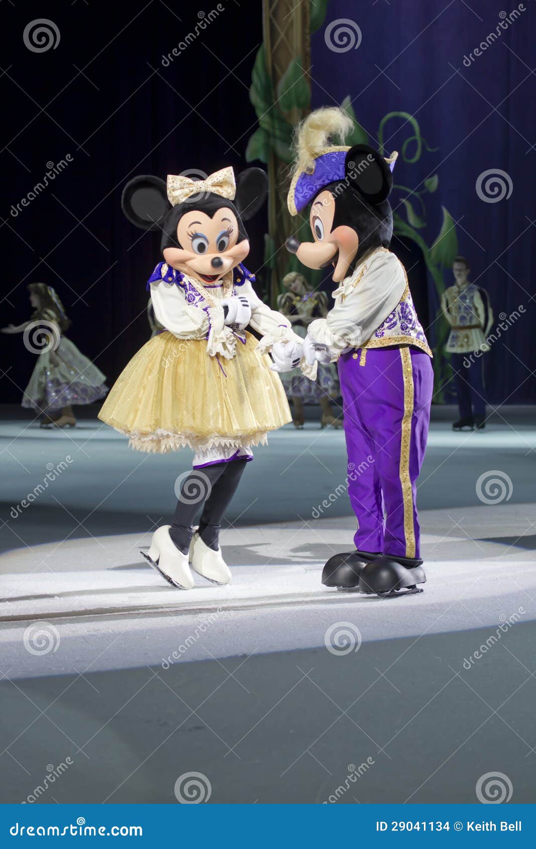 Mickey Et Minnie Avant La Danse Image stock éditorial - Image du ...