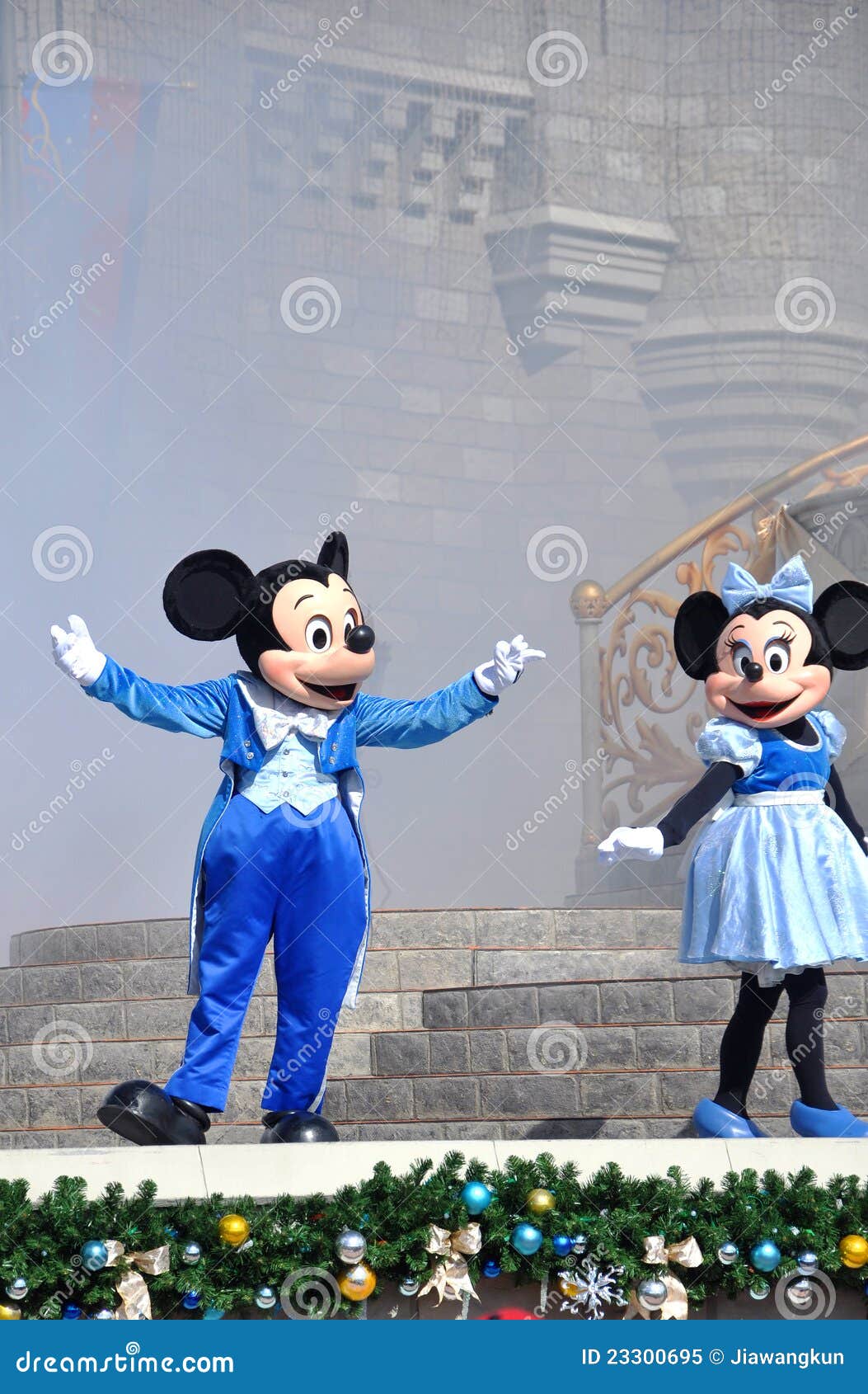 Mickey and Minnie Mouse in Disney World Editorial Image - Image of ...