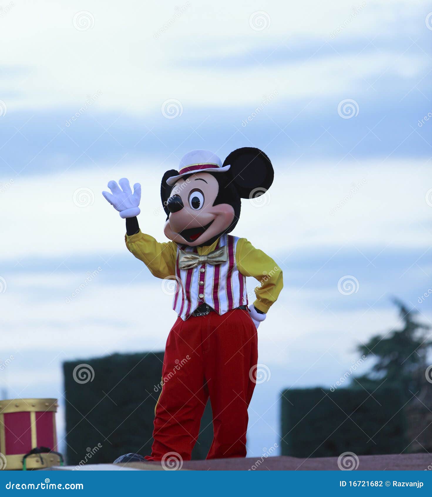 Mickey Mouse editorial photography. Image of costume - 16721682