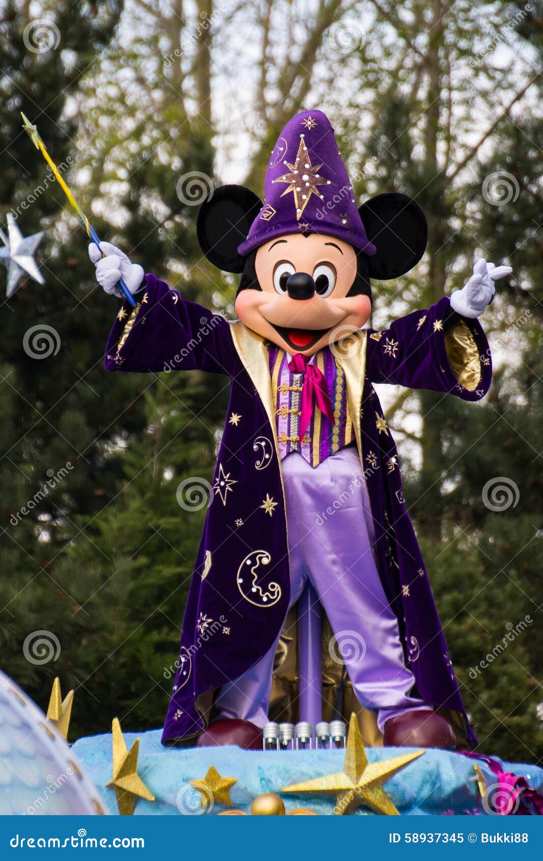Mickey Mouse in Disneyland Parijs Op Parade Redactionele Afbeelding ...