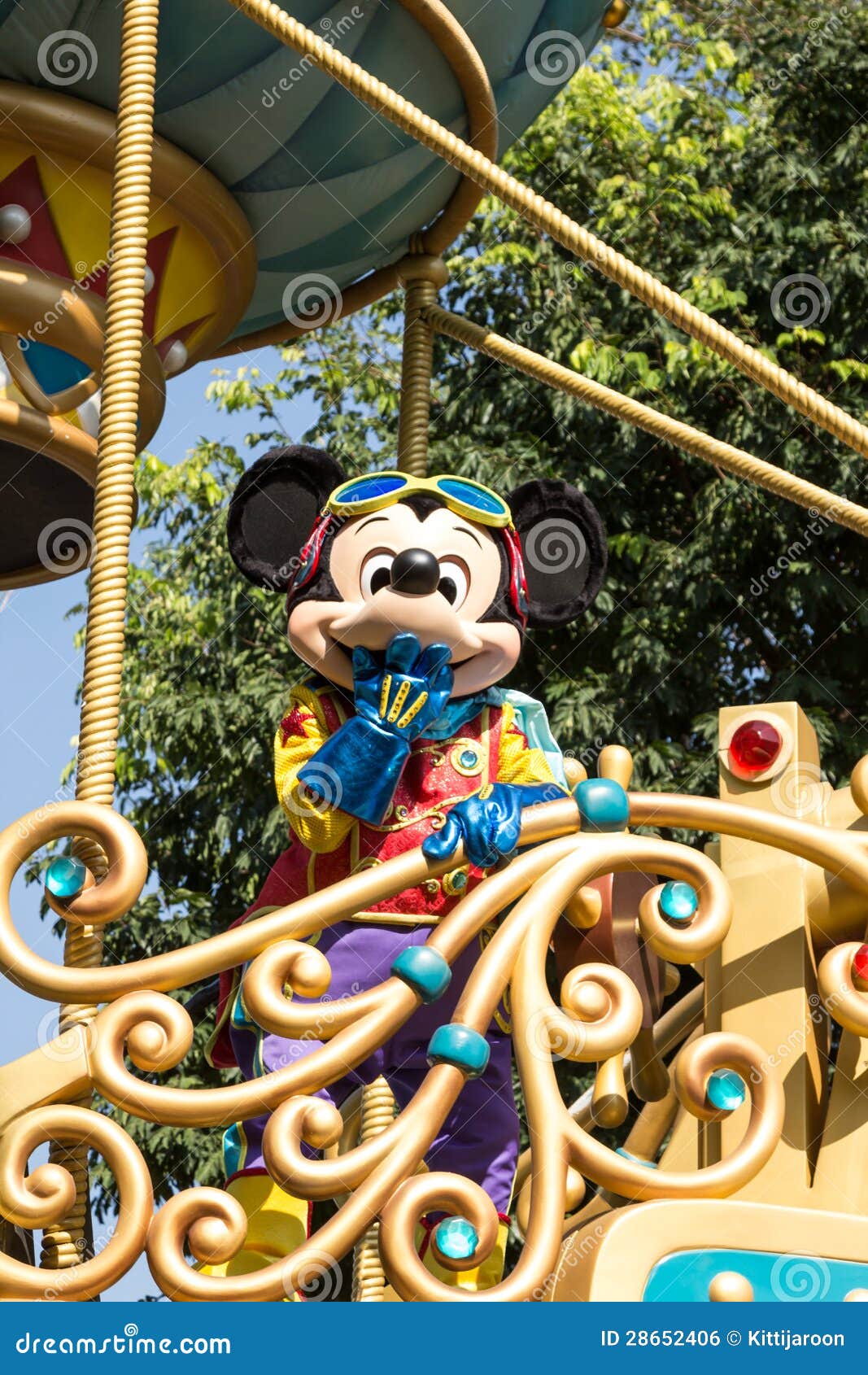 MICKEY MOUSE on PARADE editorial photo. Image of cartoon - 28652406