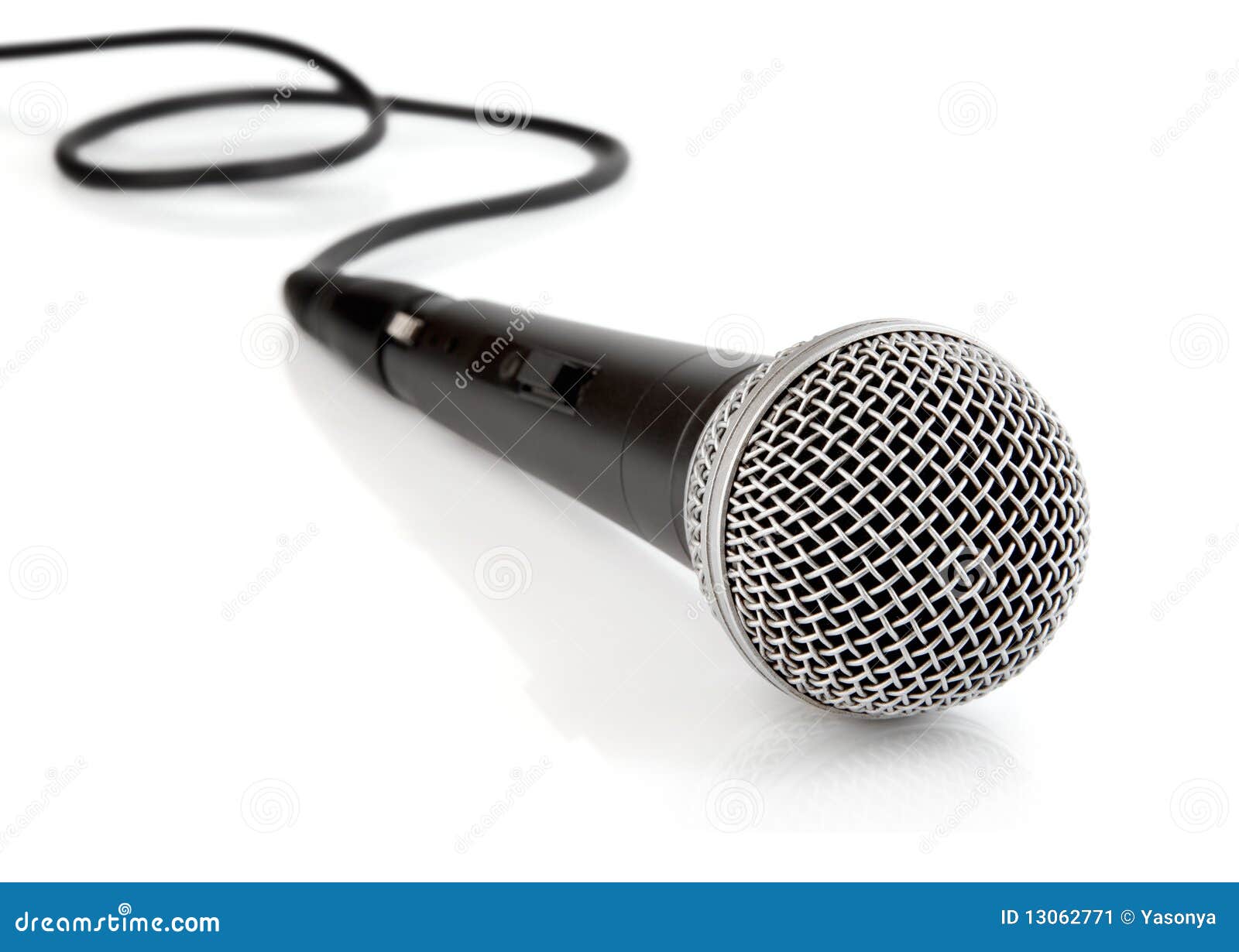 Micrófono Negro Con El Cable Aislado Imagen de archivo - Imagen de ...