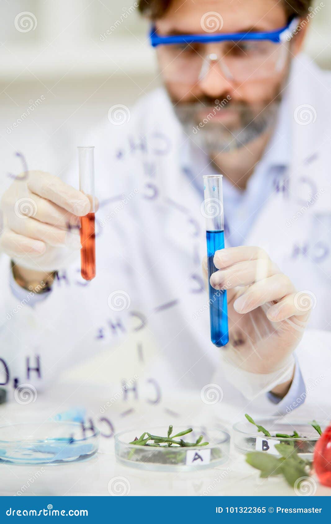 Microbiologista Farpado No Local De Trabalho Imagem de Stock - Imagem ...