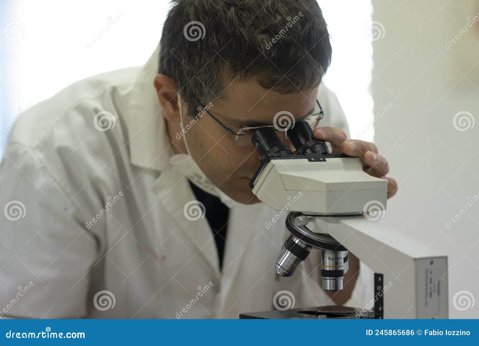 Microbiologiste Au Travail Au Microscope Photo stock - Image du gants ...