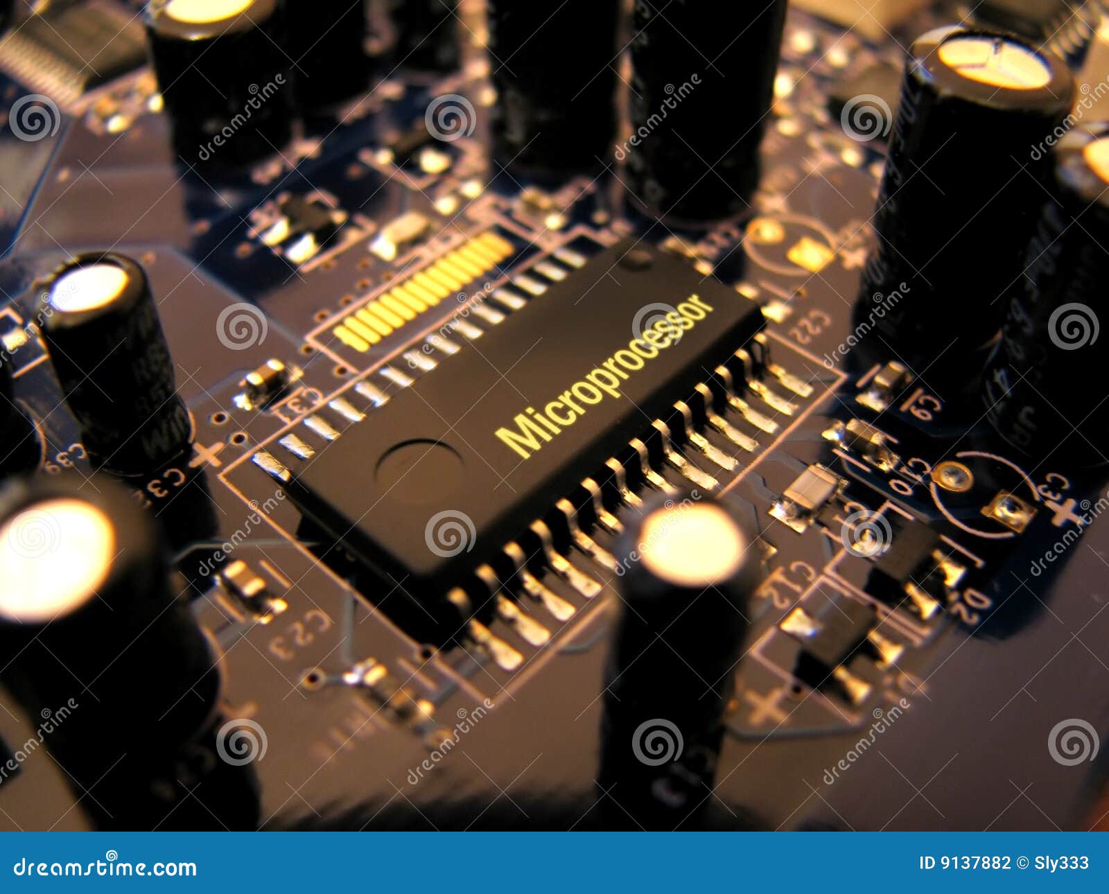 Microchip No PWB Com Capacitores Foto de Stock - Imagem de rede ...