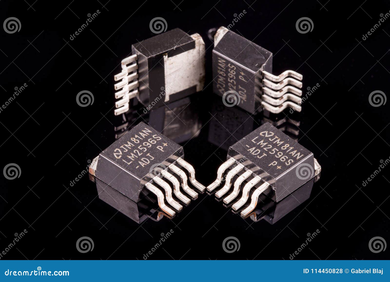 Microcircuitos en negro foto de archivo. Imagen de negro - 114450828