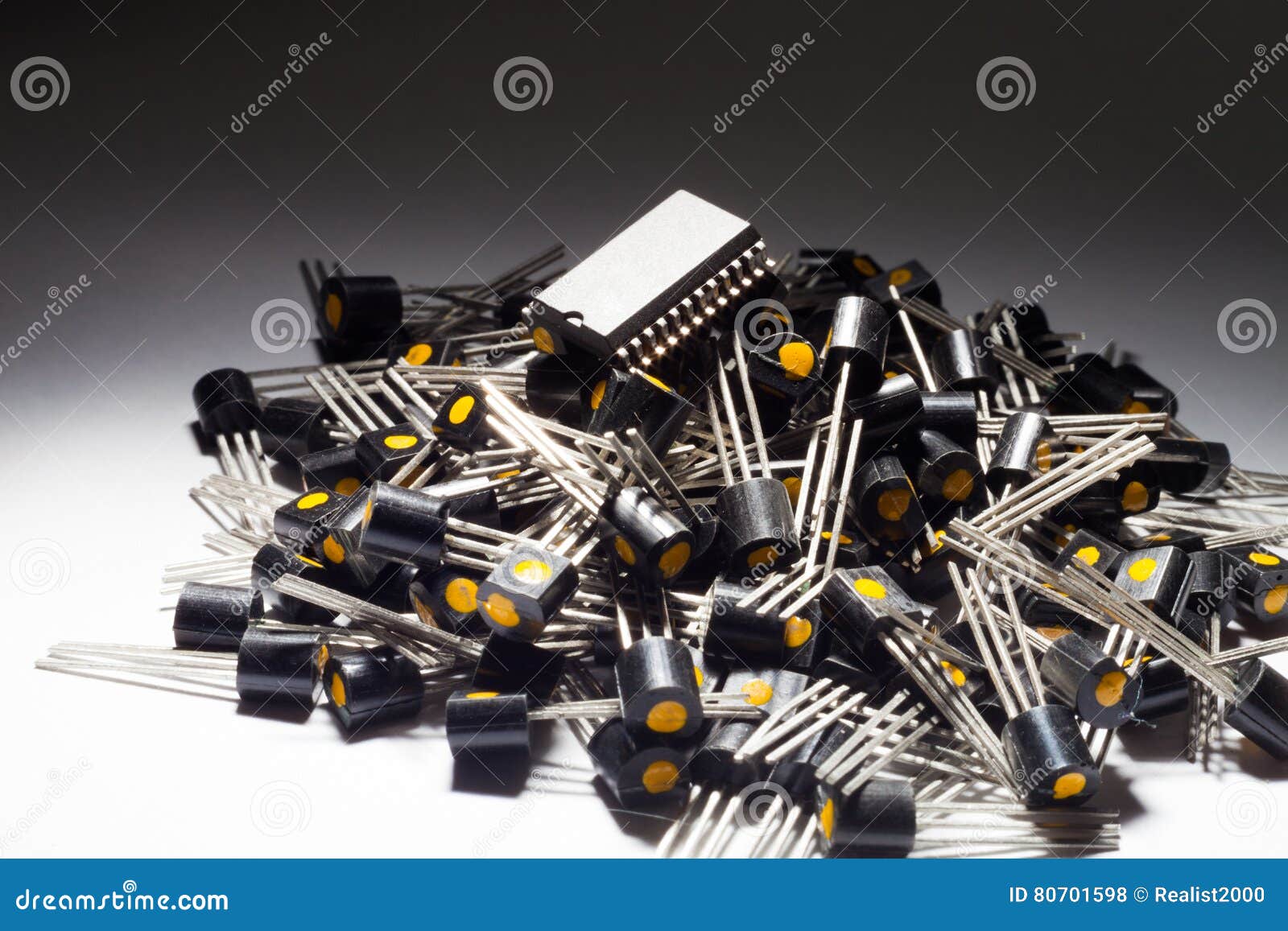 Microcontrolador En El Montón De Transistores Foto de archivo - Imagen ...