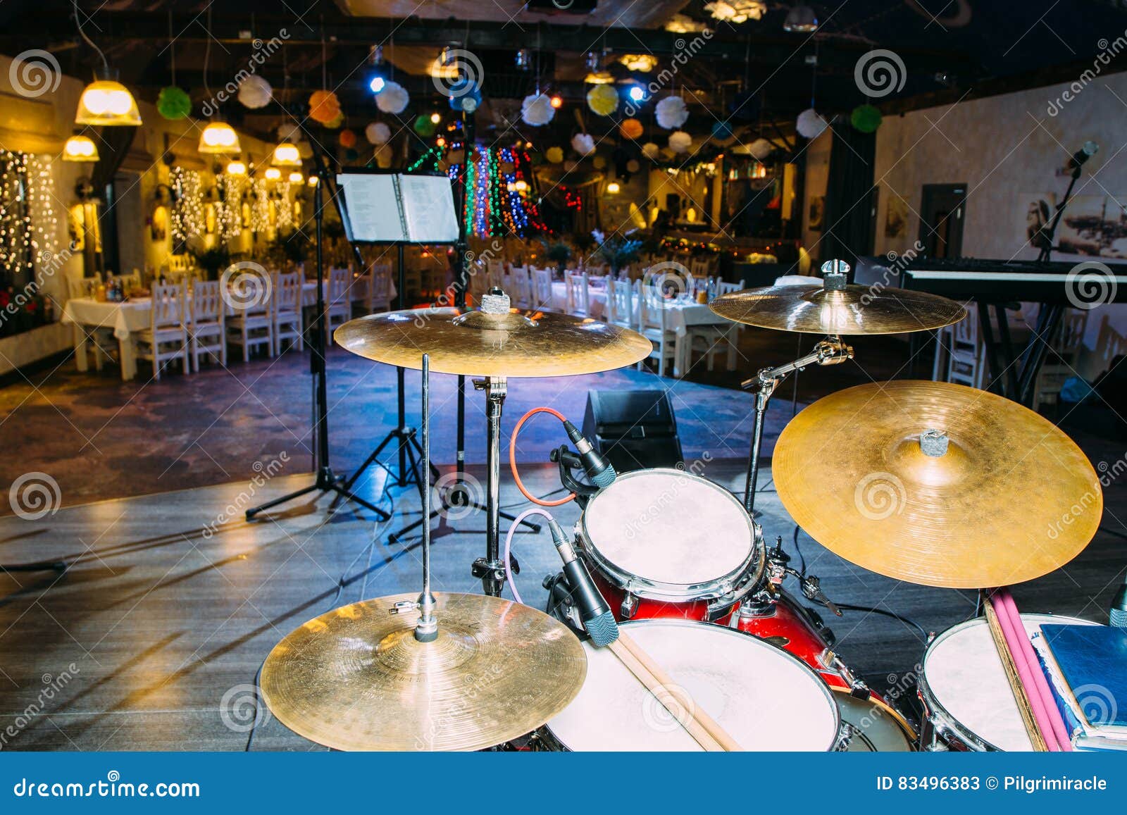 Microfone E Instrumentos Na Fase Imagem de Stock - Imagem de cena ...