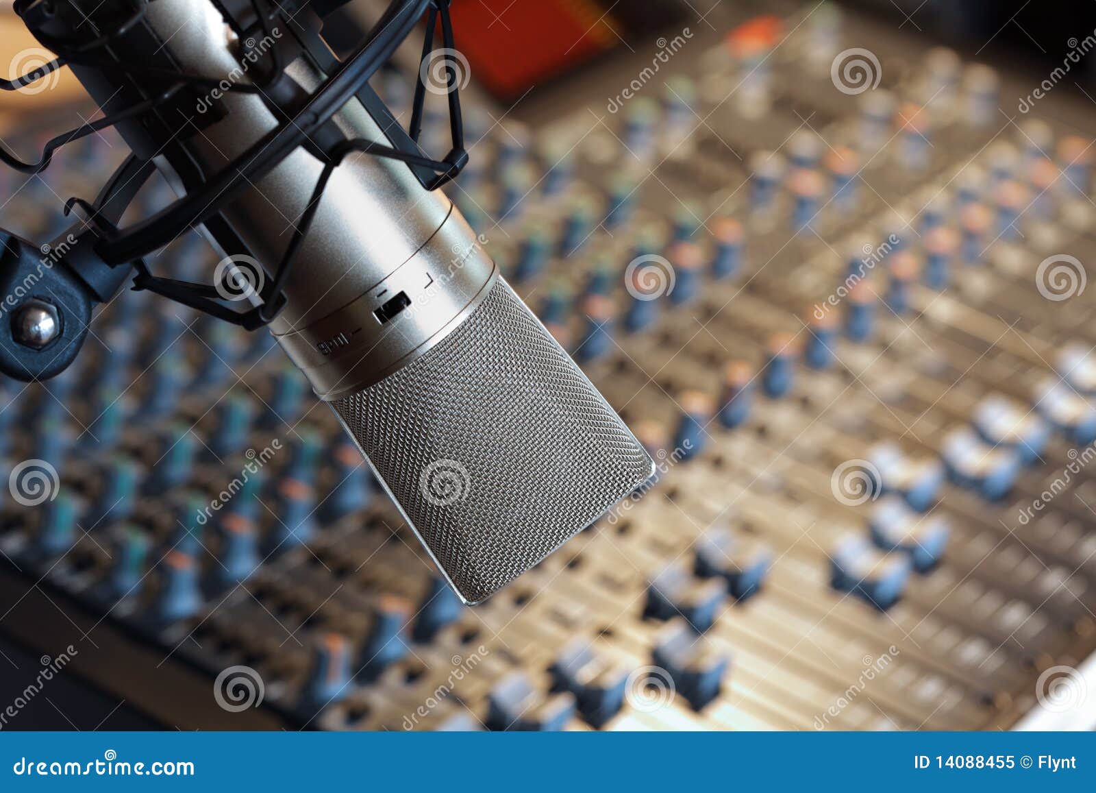 Microfono Dello Studio Di Registrazione Immagine Stock - Immagine di ...