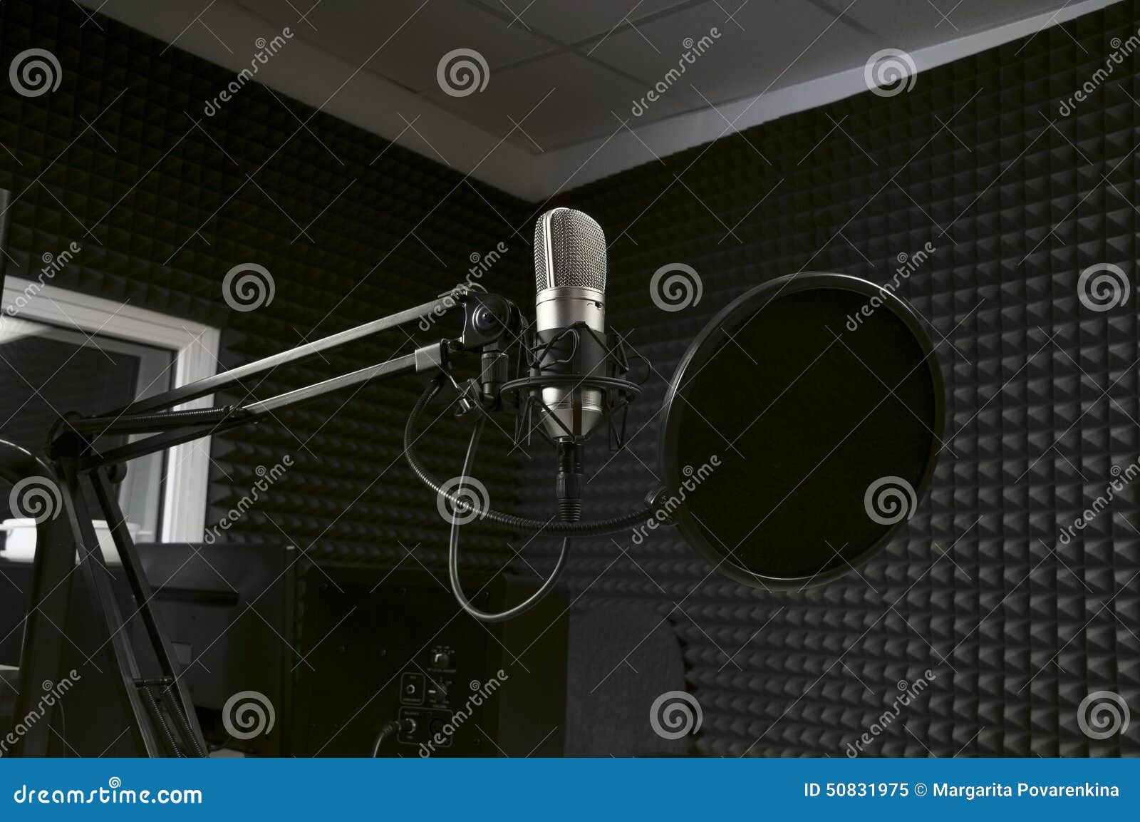 Microfono Nello Studio Radiofonico Immagine Stock - Immagine di colore ...