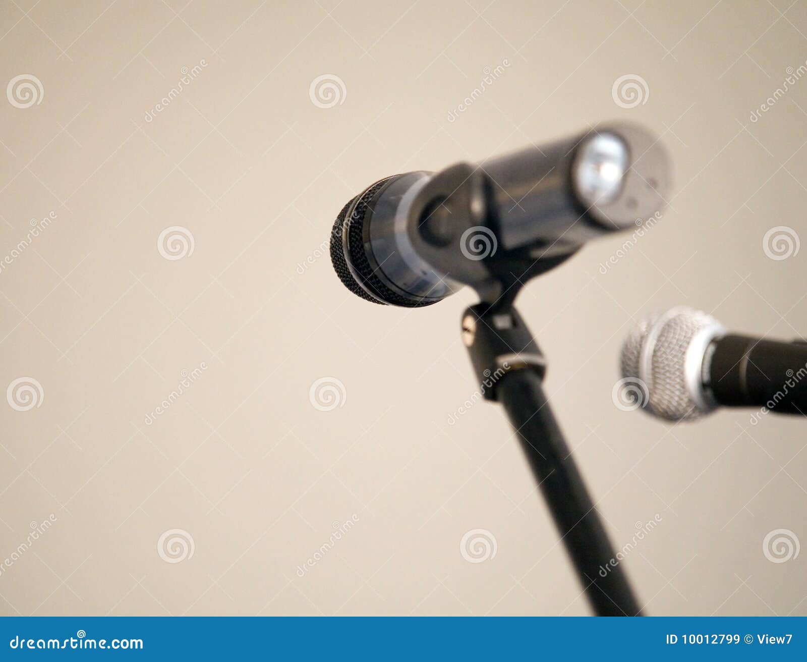 Microfoons stock afbeelding. Image of audio, achtergrond - 10012799