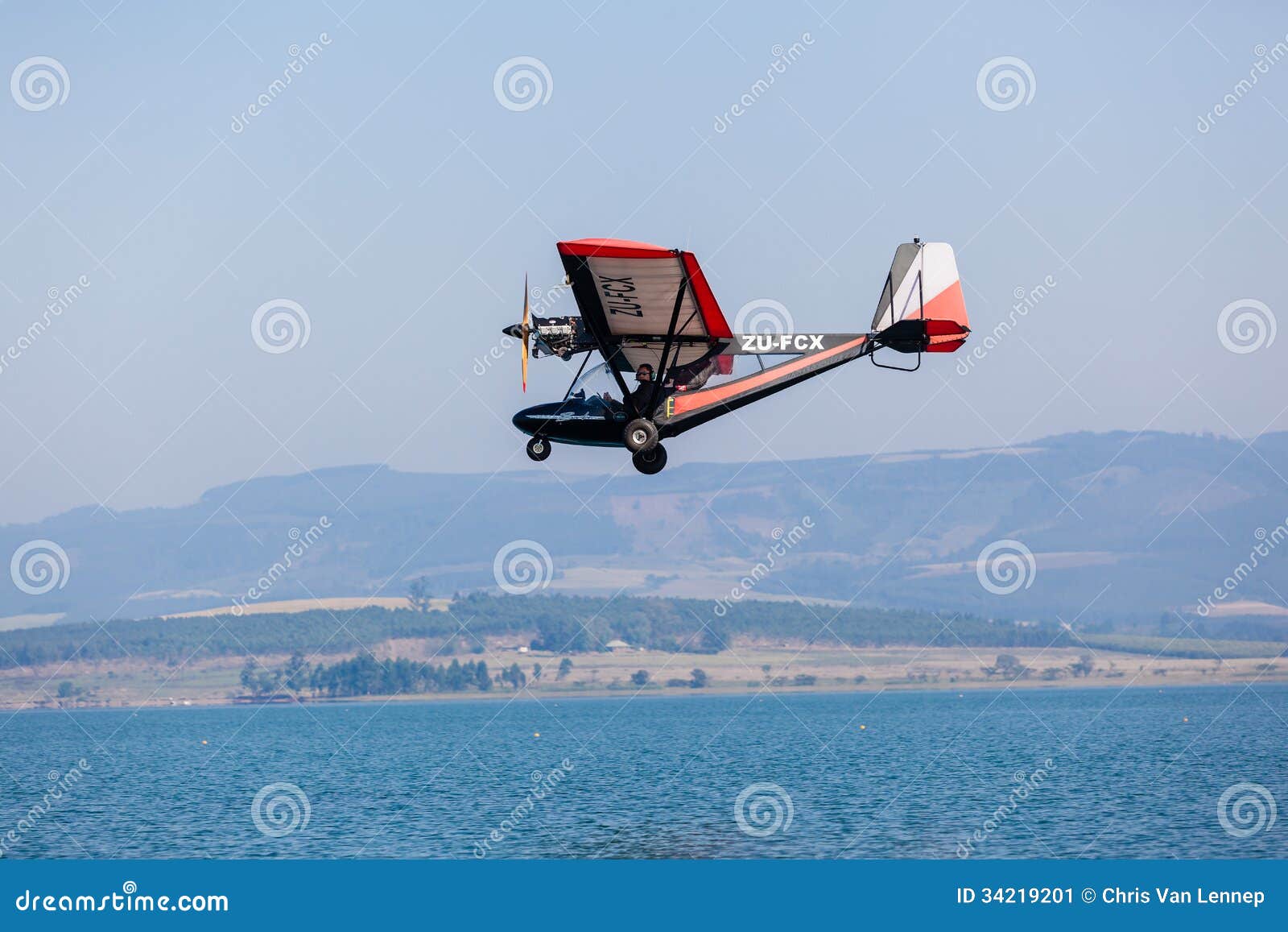 Microlight-Pilot Low Flying Water Redaktionelles Foto - Bild von wasser ...