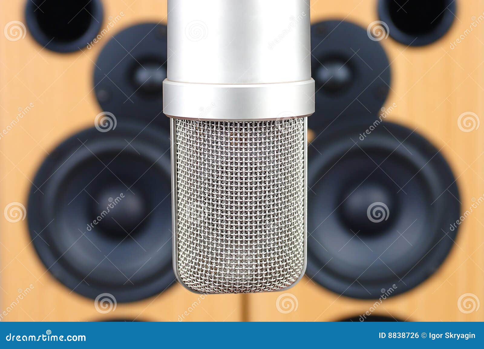 Microphone photo stock. Image du mouvement, reflet, acoustique - 8838726