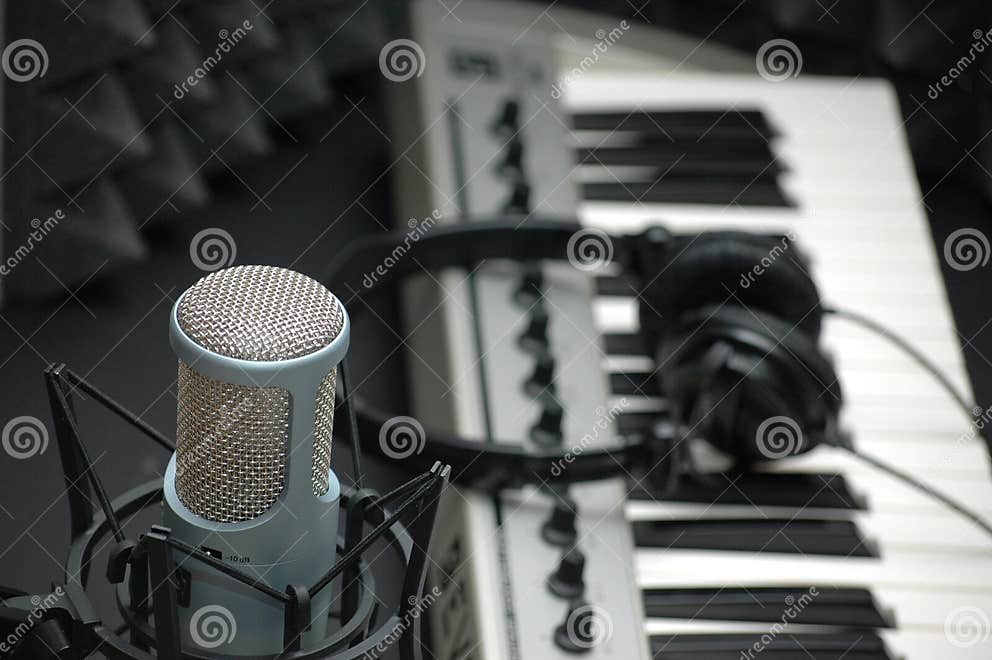 Microphone Au Studio De Musique Image stock - Image du acoustique ...