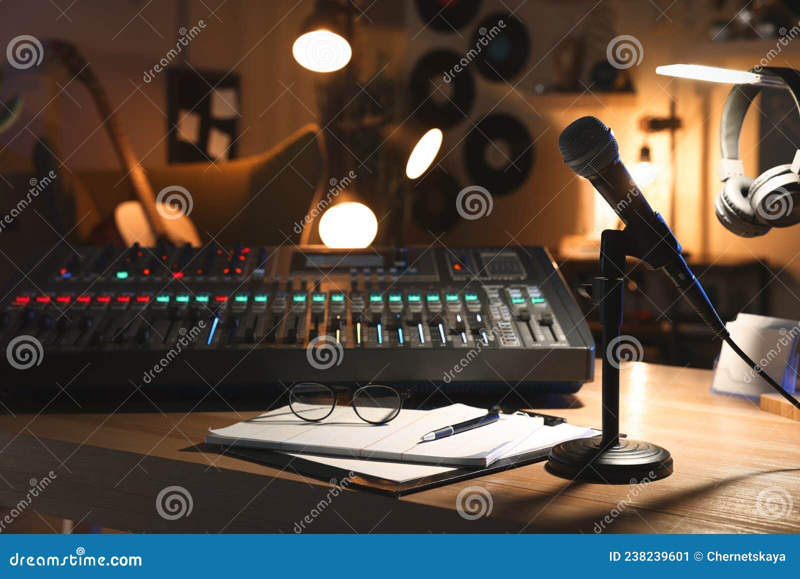Microphone Et Console De Mixage Professionnelle Sur Table En Studio ...