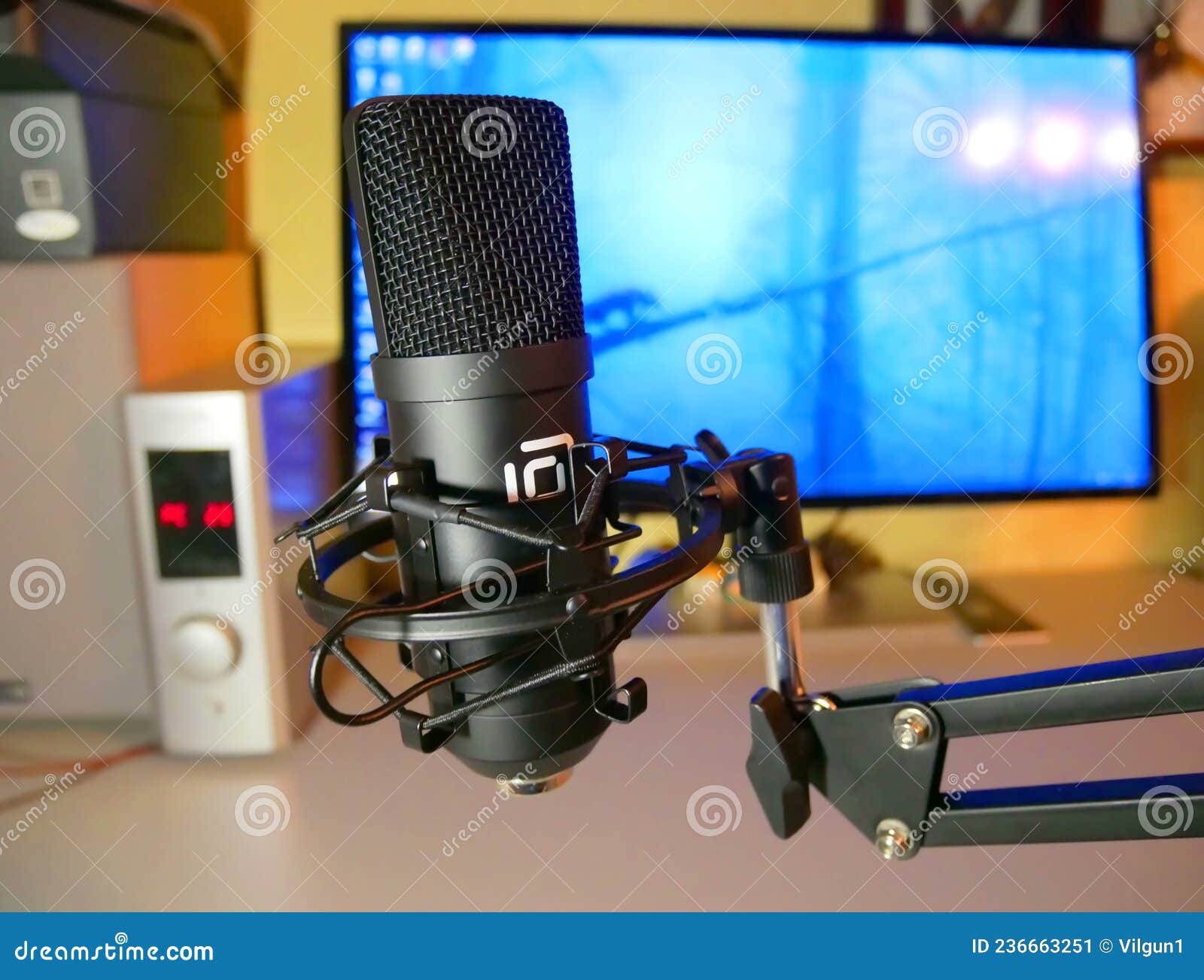 Microphone for Streaming and Bloggers. Microphone on a Movable Leg for ...