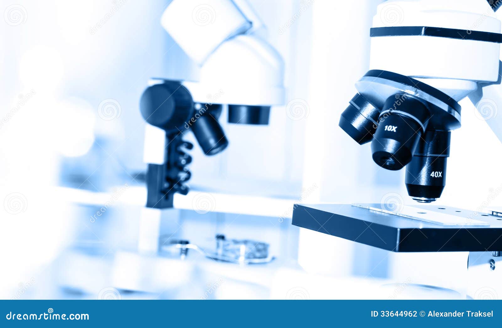 Microscope Dans Le Laboratoire De Recherche Scientifique Photo stock ...