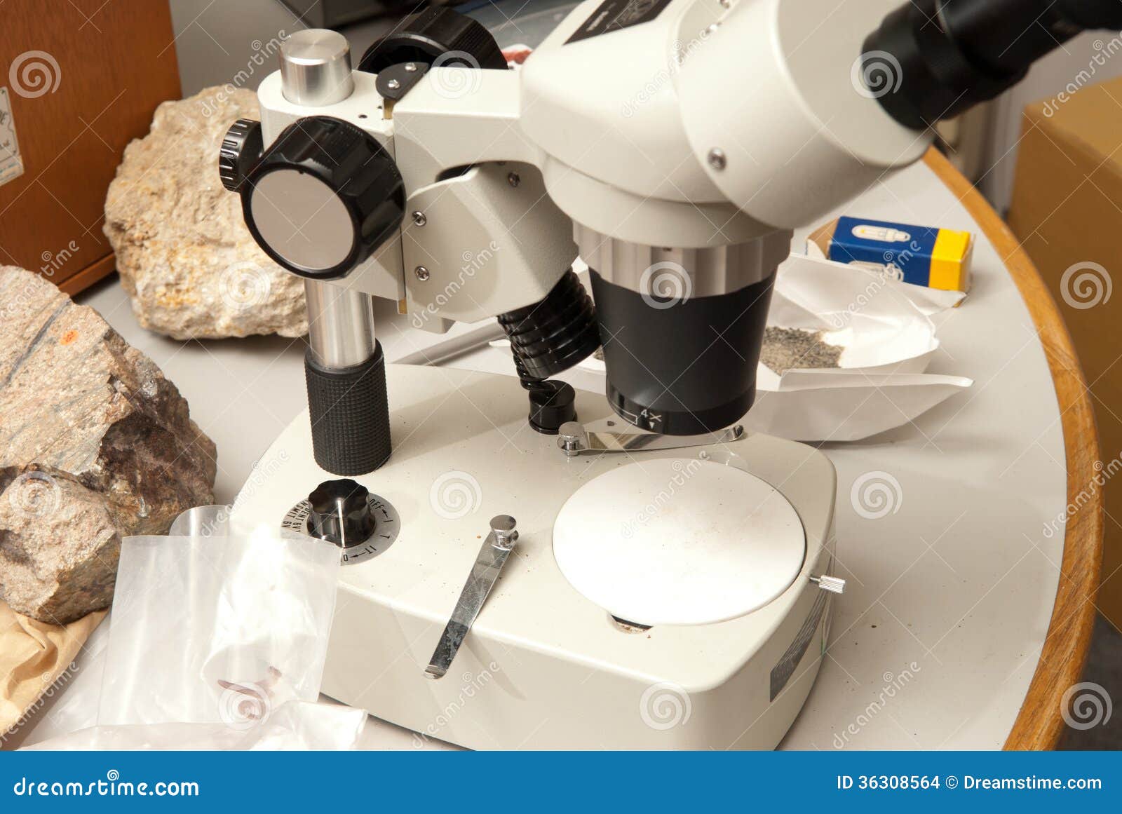 Microscope Dans Le Laboratoire Pour Analyser Des Minerais Photo stock ...