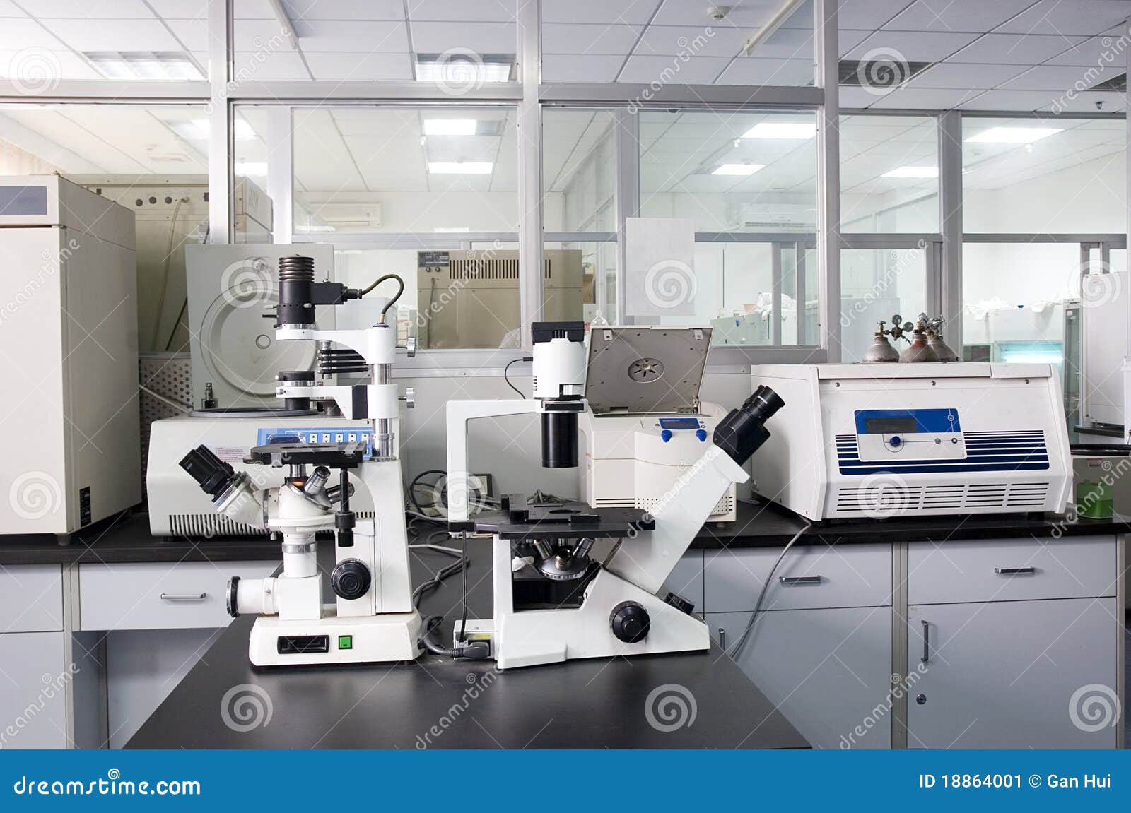 Microscope Dans Un Laboratoire Image stock - Image du biotechnologie ...