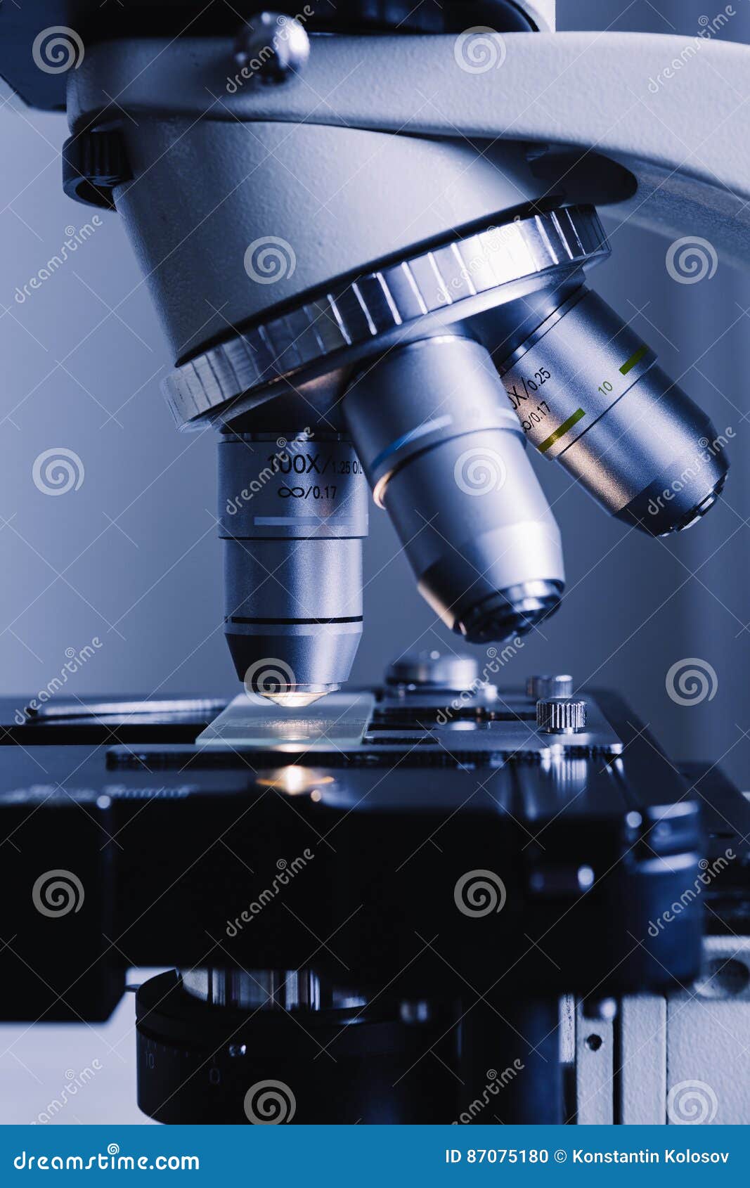 Microscope Moderne Dans Le Laboratoire Photo stock - Image of médical ...