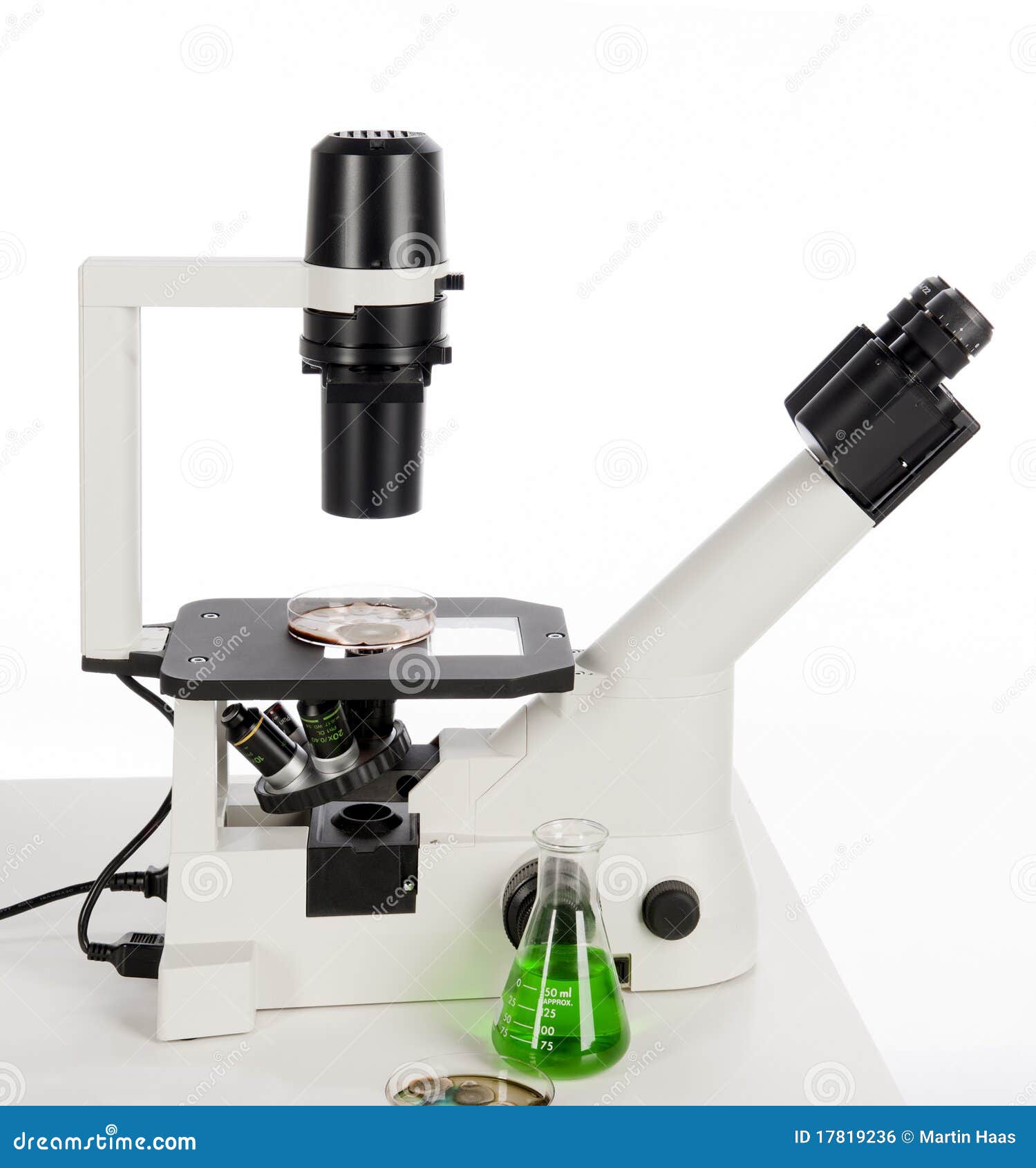 Microscope professionnel photo stock. Image du personne - 17819236